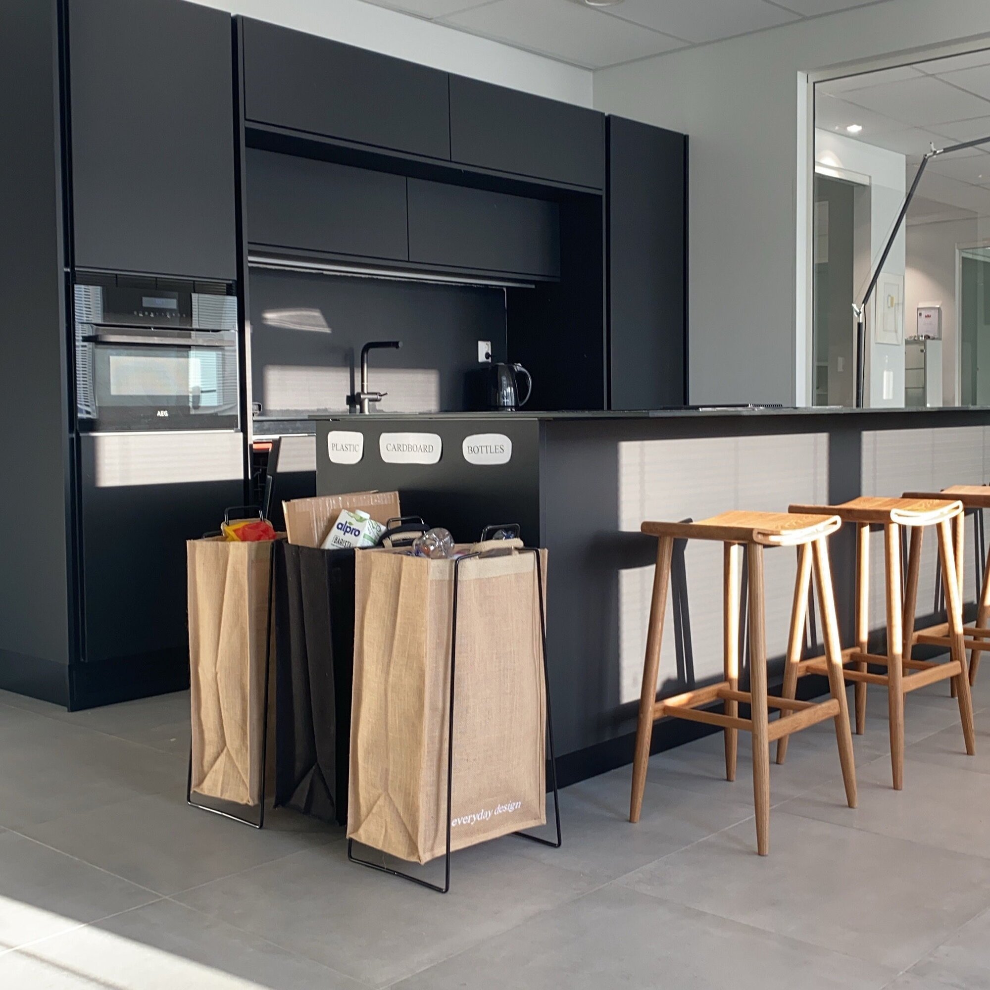 Everyday Design Turku XL kierrätysteline, musta | Finnish Design Shop