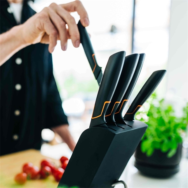 Fiskars Edge knife block with 5 knives | Finnish Design Shop