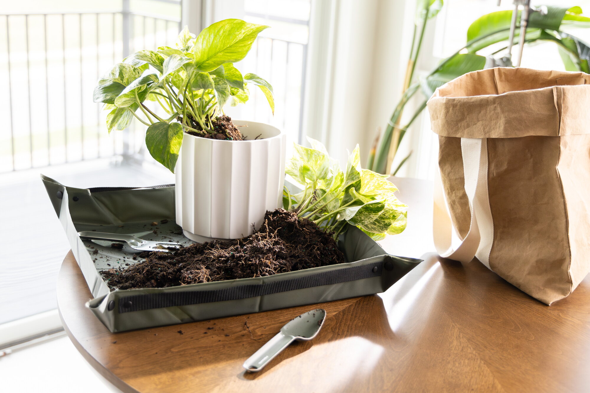 Fiskars Plant Care fold-up planting mat, black | Finnish Design Shop UK