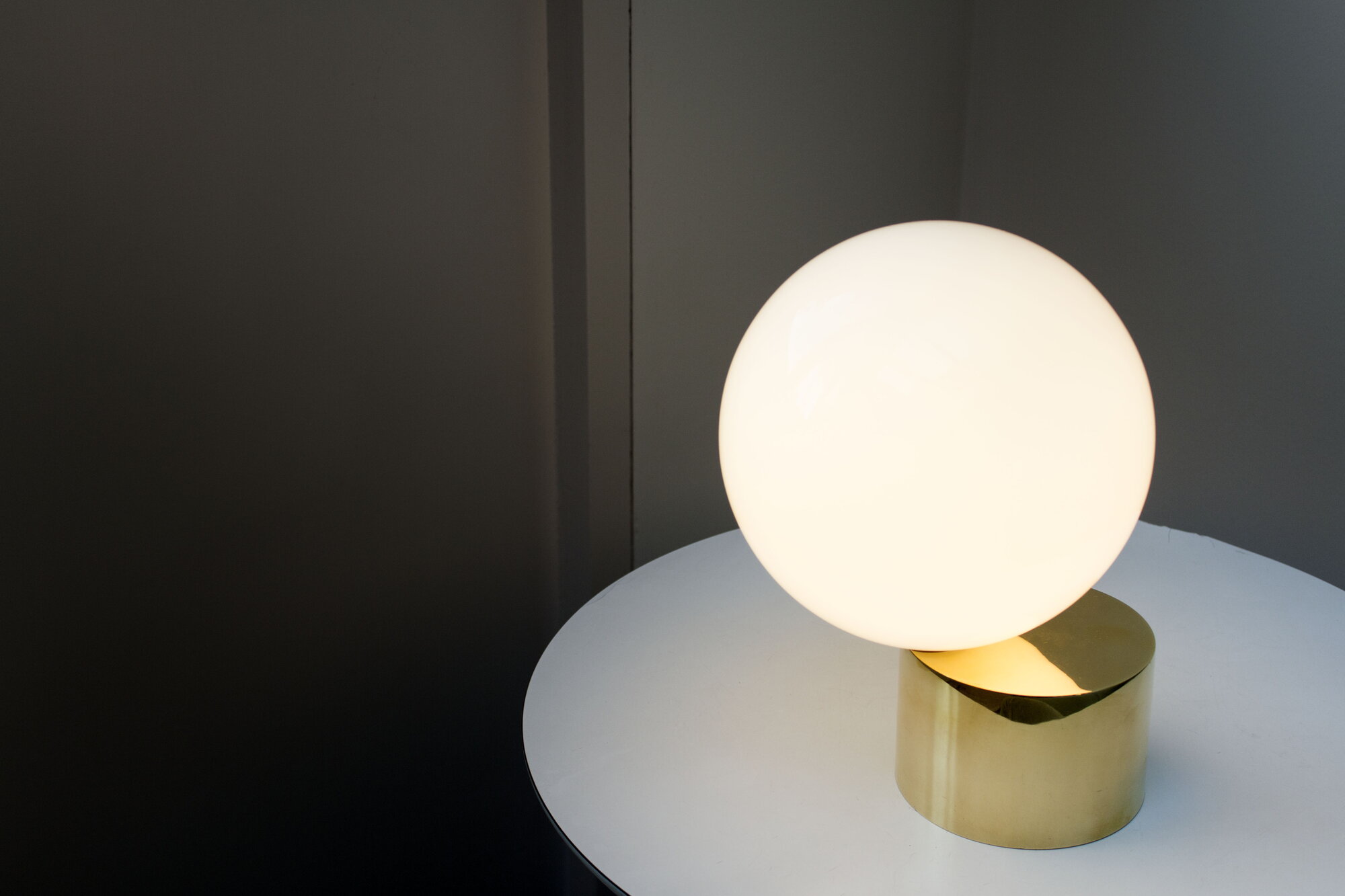 Michael Anastassiades Tip of the Tongue table lamp, polished brass ...