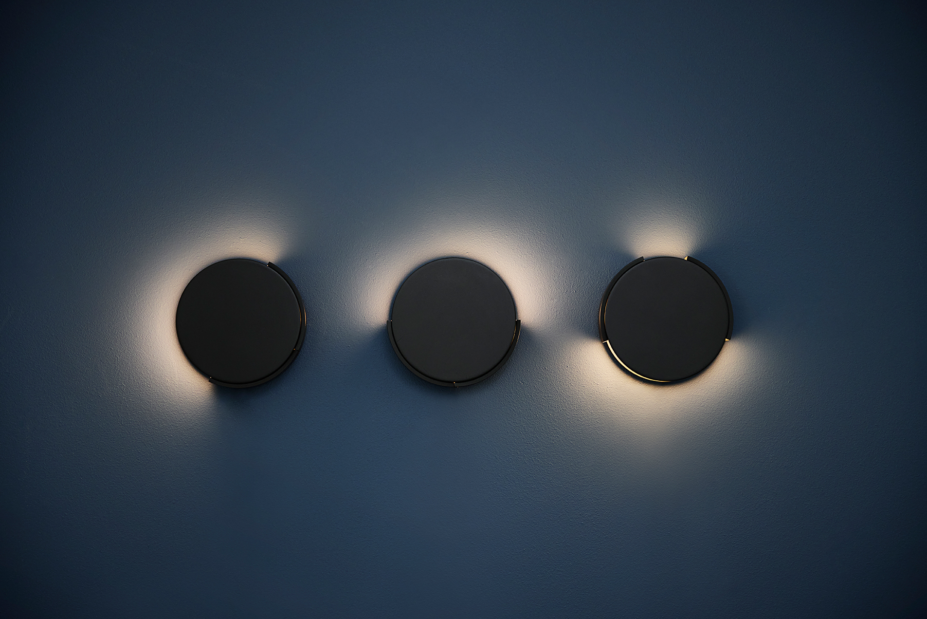 Frandsen Rotate wall lamp, black | Finnish Design Shop