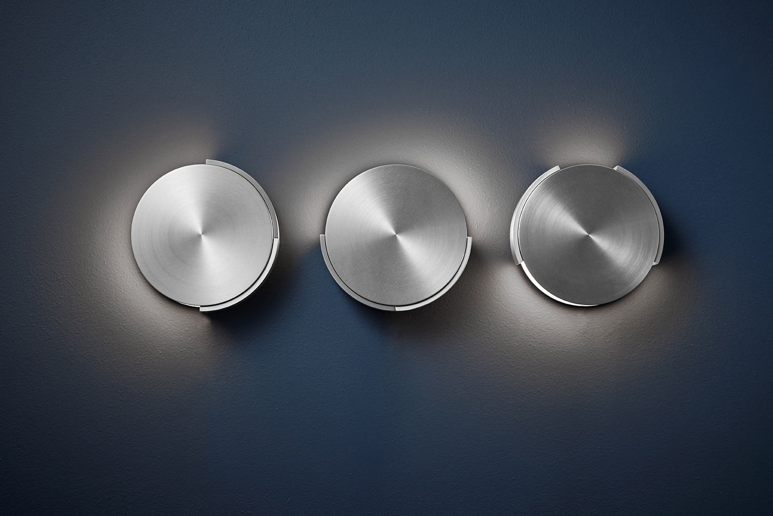 Frandsen Rotate wall lamp, brushed aluminium | Finnish Design Shop