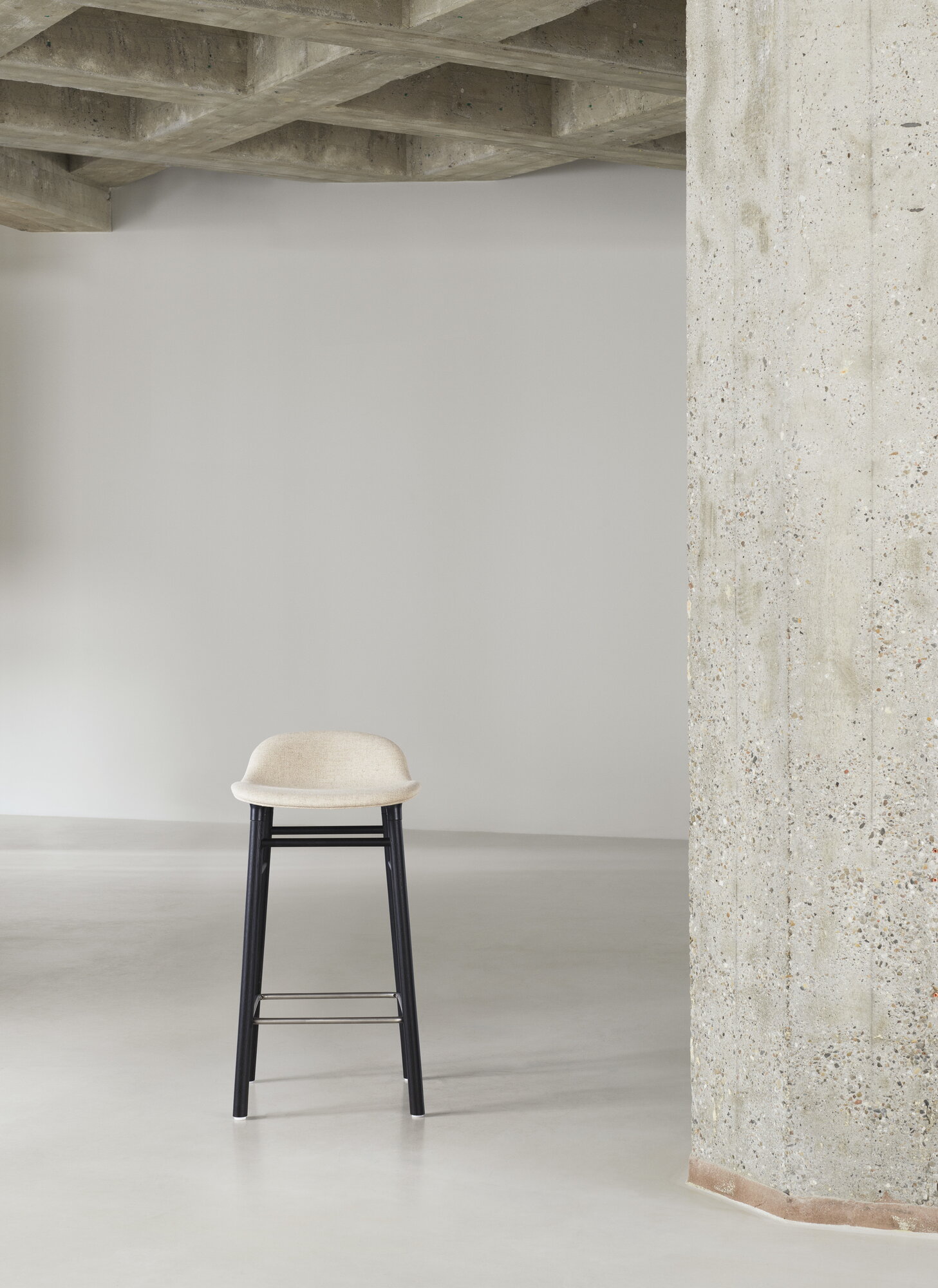 Normann Copenhagen Form baarituoli, 65 cm, musta tammi - Main Line Flax ...