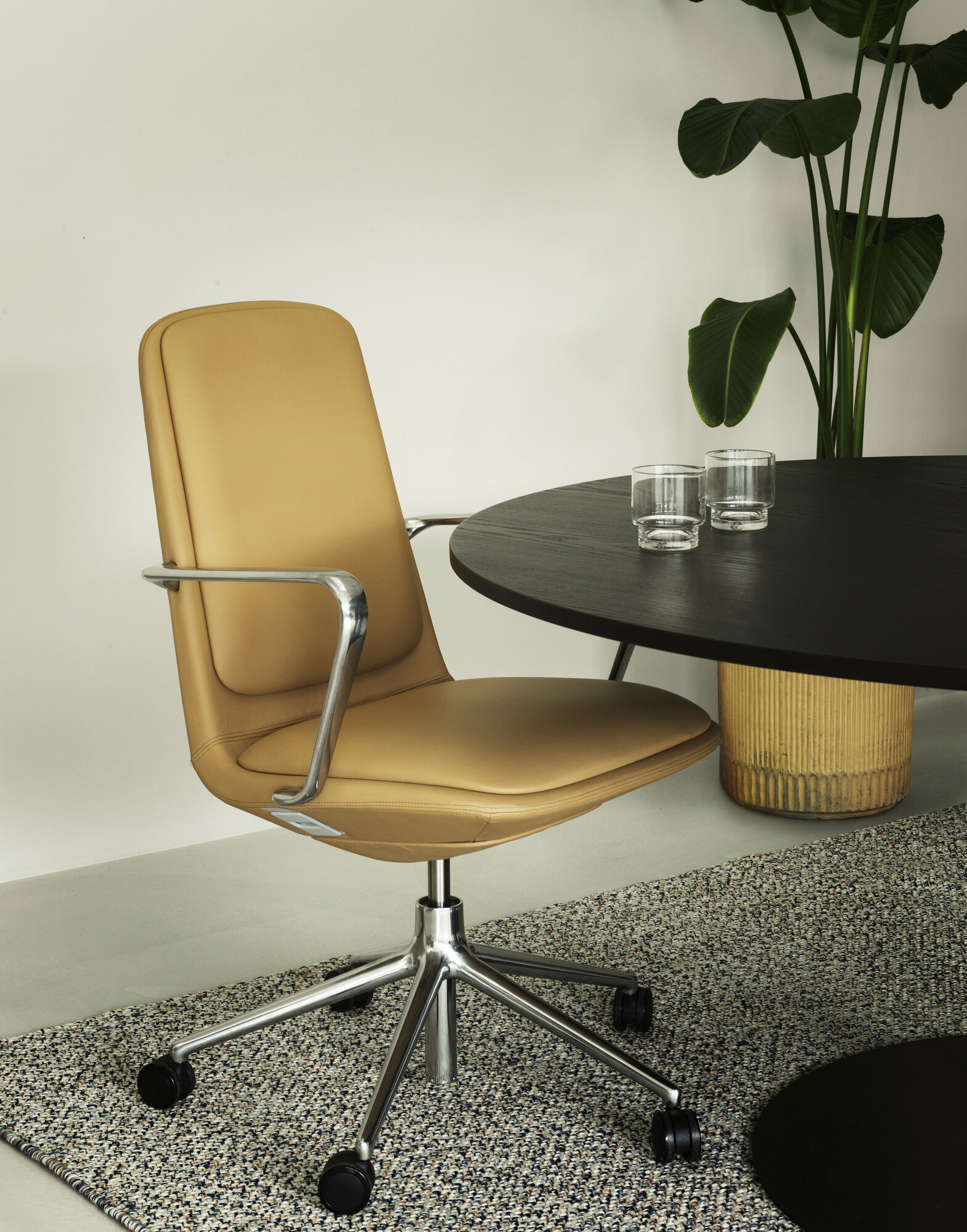 Normann Copenhagen Off chair with 5 wheels, armrests, alu. - brown ...