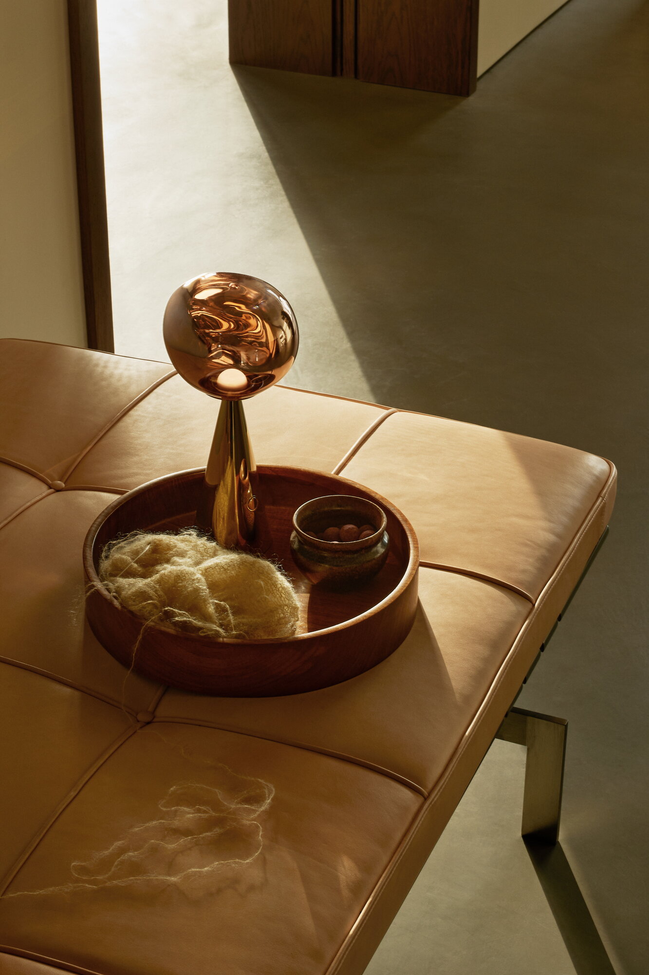 Tom Dixon Lámpara de mesa LED portátil Melt, dorado | Finnish Design Shop
