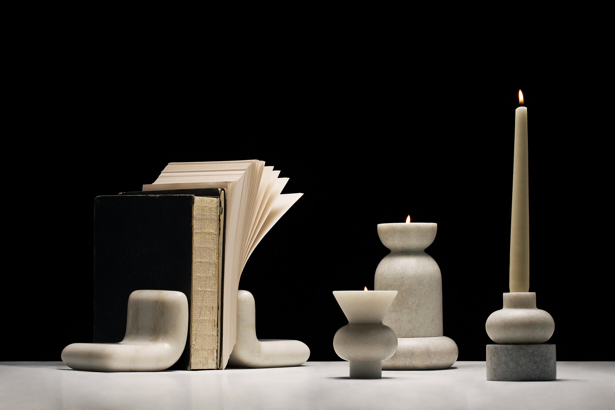 Tom Dixon Fermalibri in pietra, 2 pezzi, bianchi | Finnish Design Shop