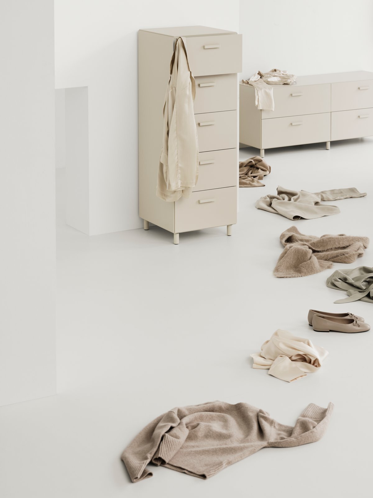 String Furniture Relief chest of drawers with legs, low, beige ...