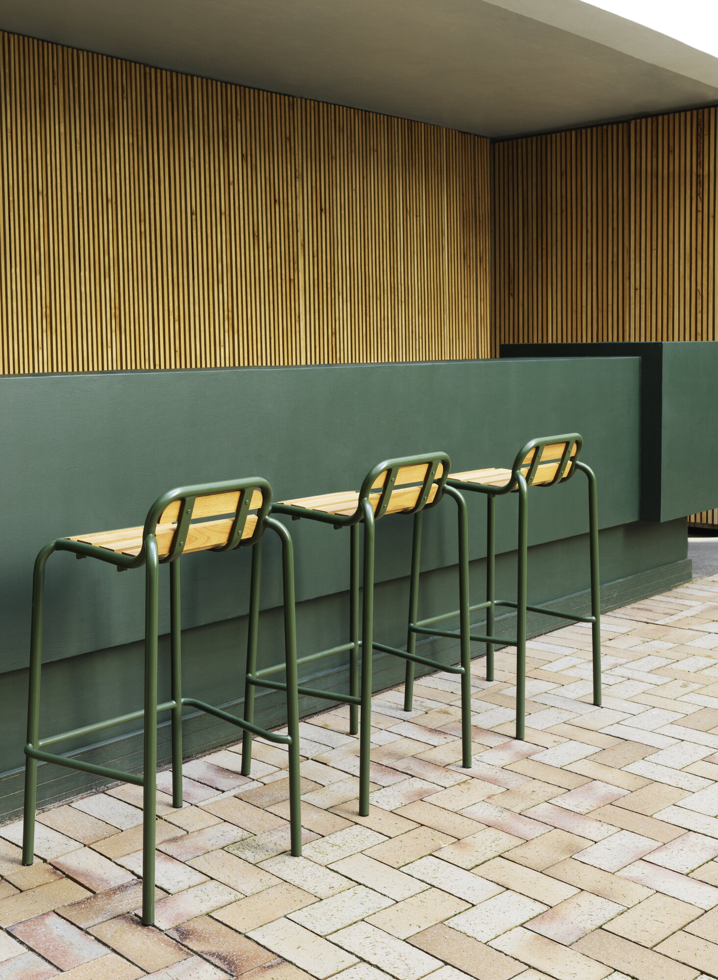 Normann Copenhagen Vig barstol, 75 cm, robiniaträ - mörkgrön | Finnish ...