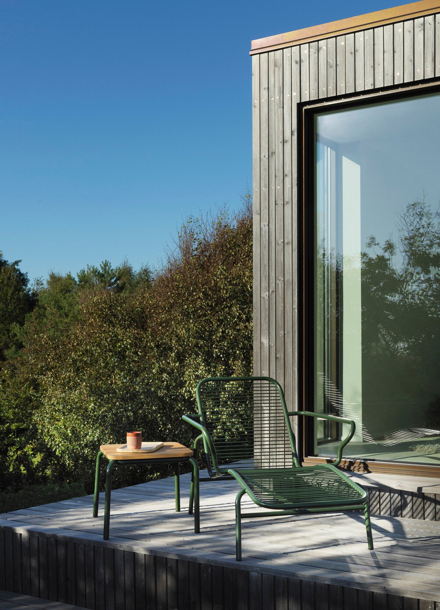 Normann Copenhagen Vig aurinkotuoli, tummanvihreä | Finnish Design Shop