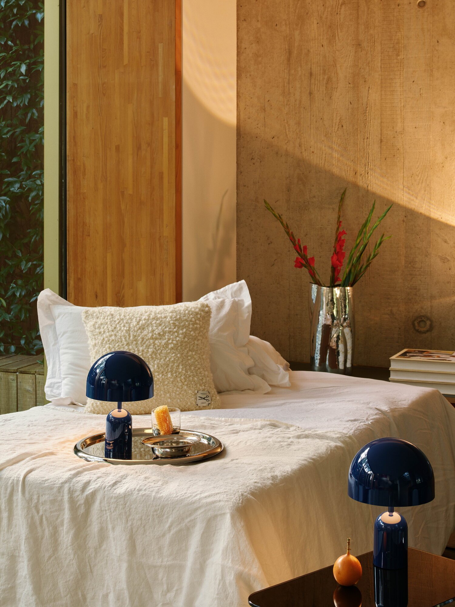 Tom Dixon Bell portable LED table lamp, indigo | Finnish Design Shop NL