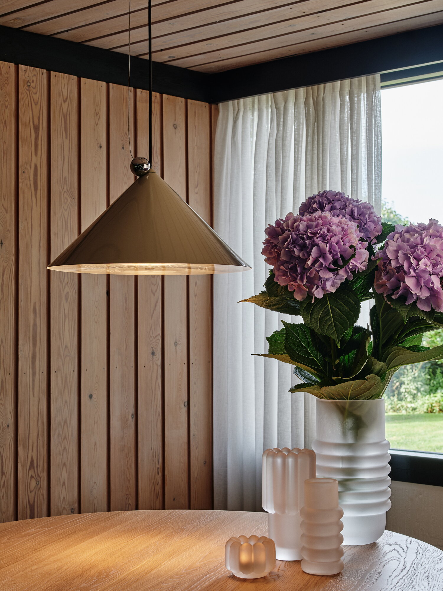 Tom Dixon Slab table, round, 120 cm, lacquered oak | Finnish Design Shop