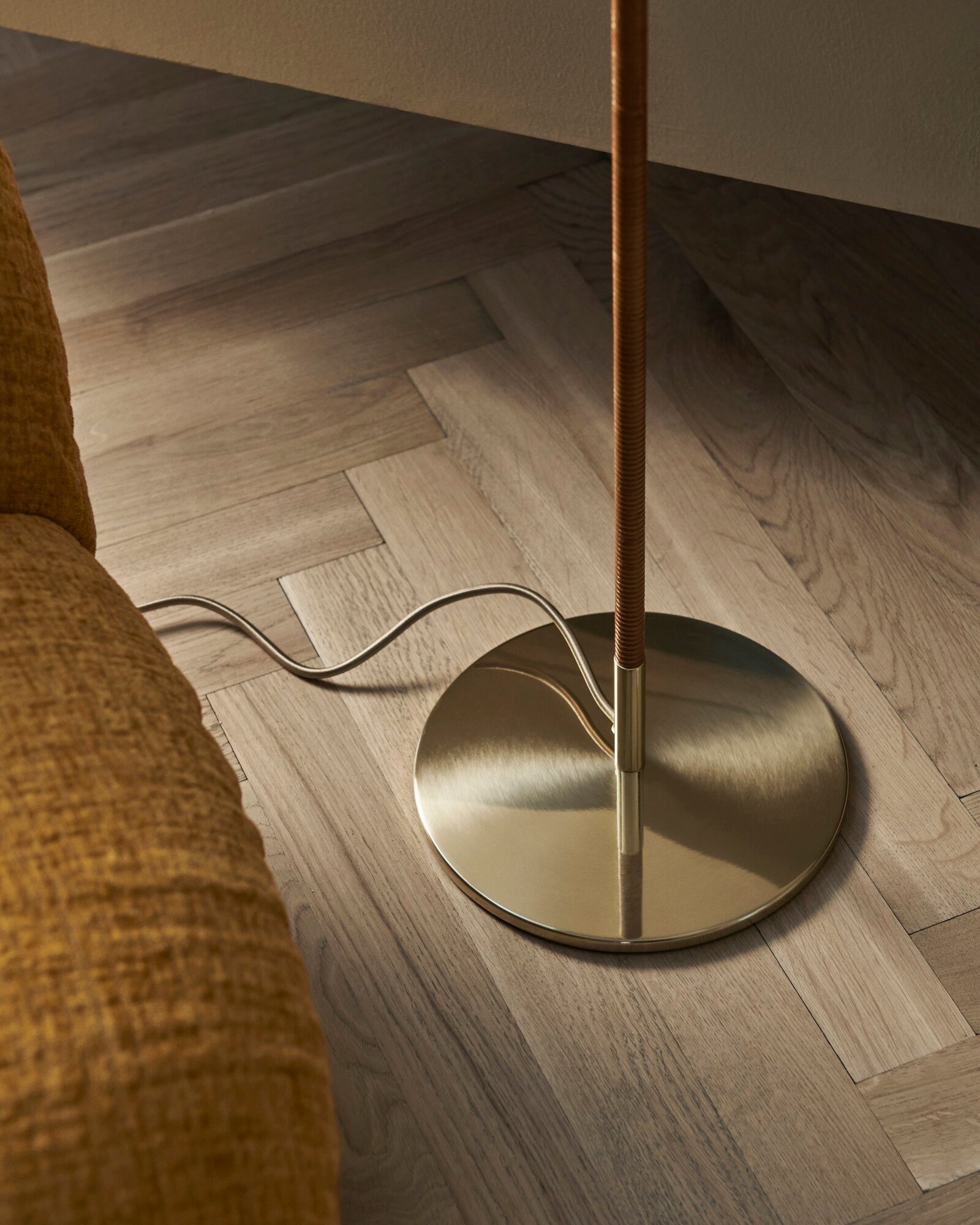 GUBI Tynell 9602 floor lamp, brass - bamboo | Finnish Design Shop