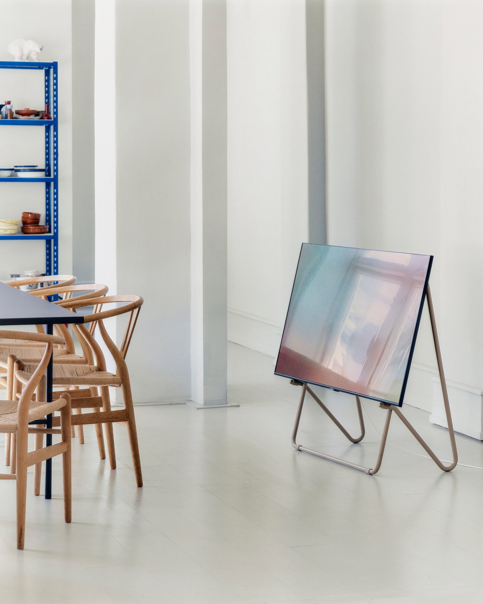 Pedestal Bloom TV stand, sandstorm | Finnish Design Shop CH