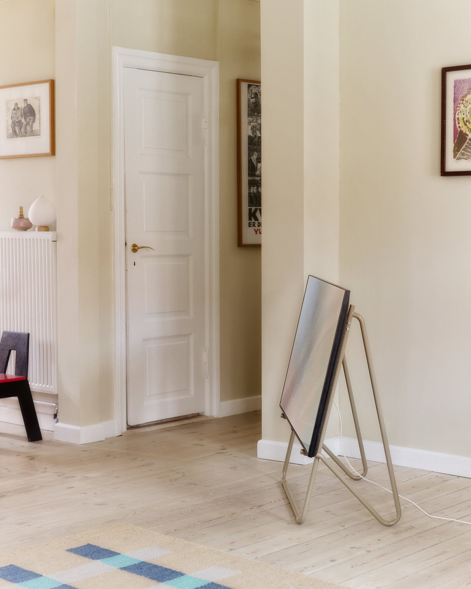 Pedestal Bloom TV stand, sandstorm | Finnish Design Shop IE