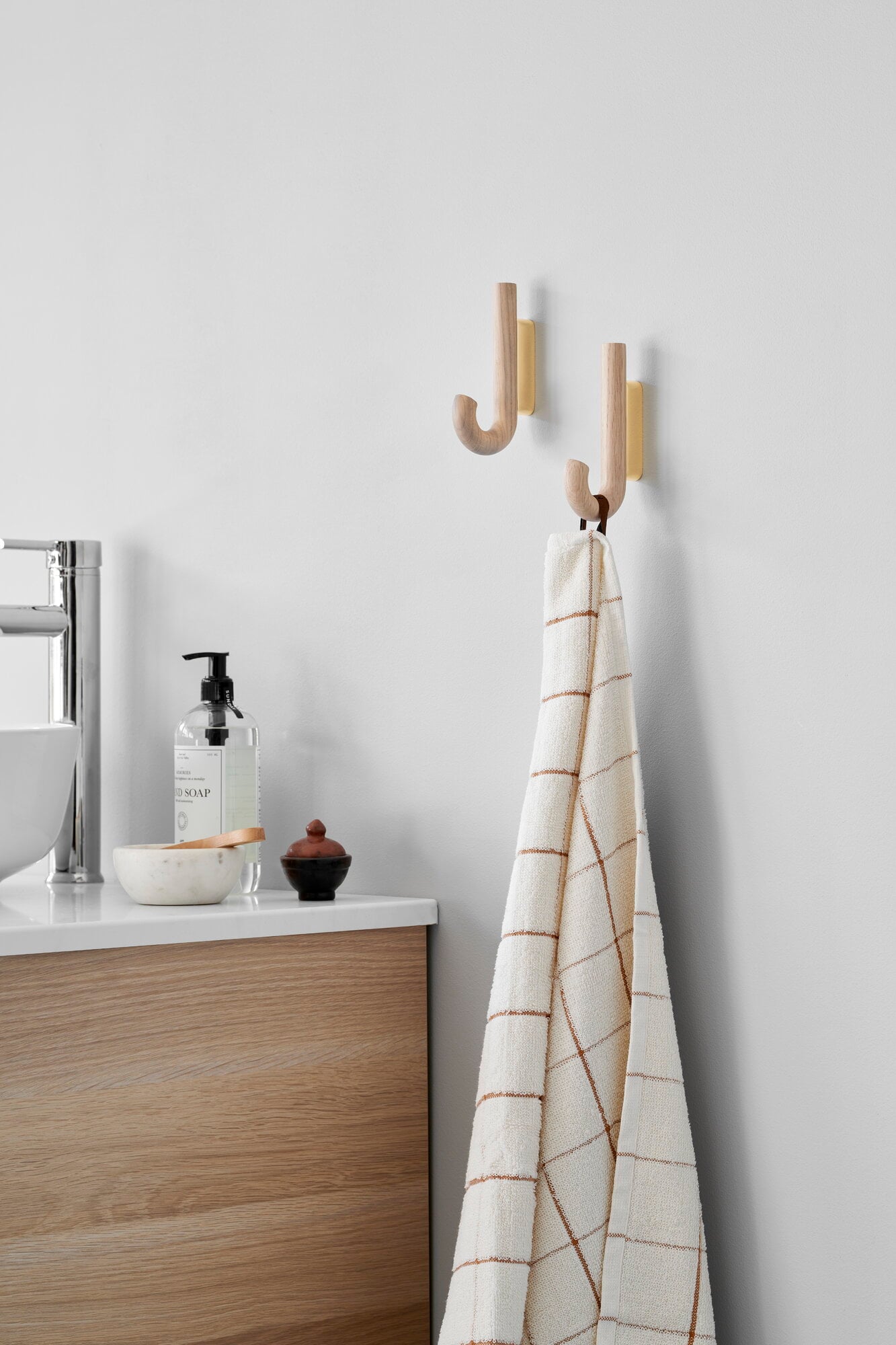 Gejst Hook hanger, mini, oak - brass | Finnish Design Shop