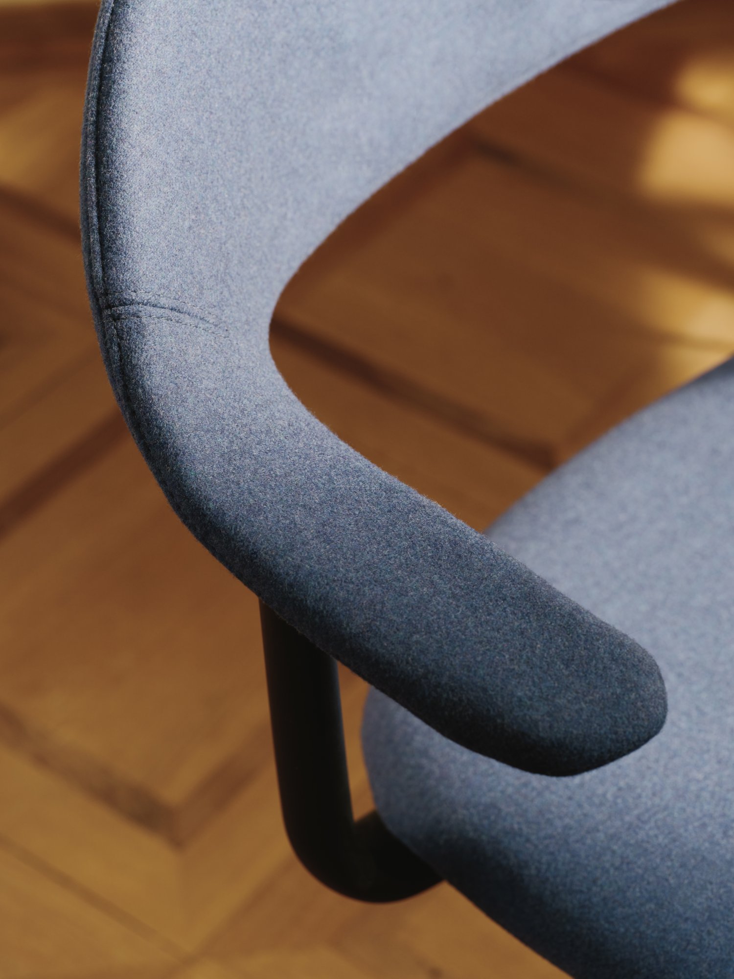 Vitra Mynt chair, 4 star base with castors, Cosy 2 electric blue - deep ...