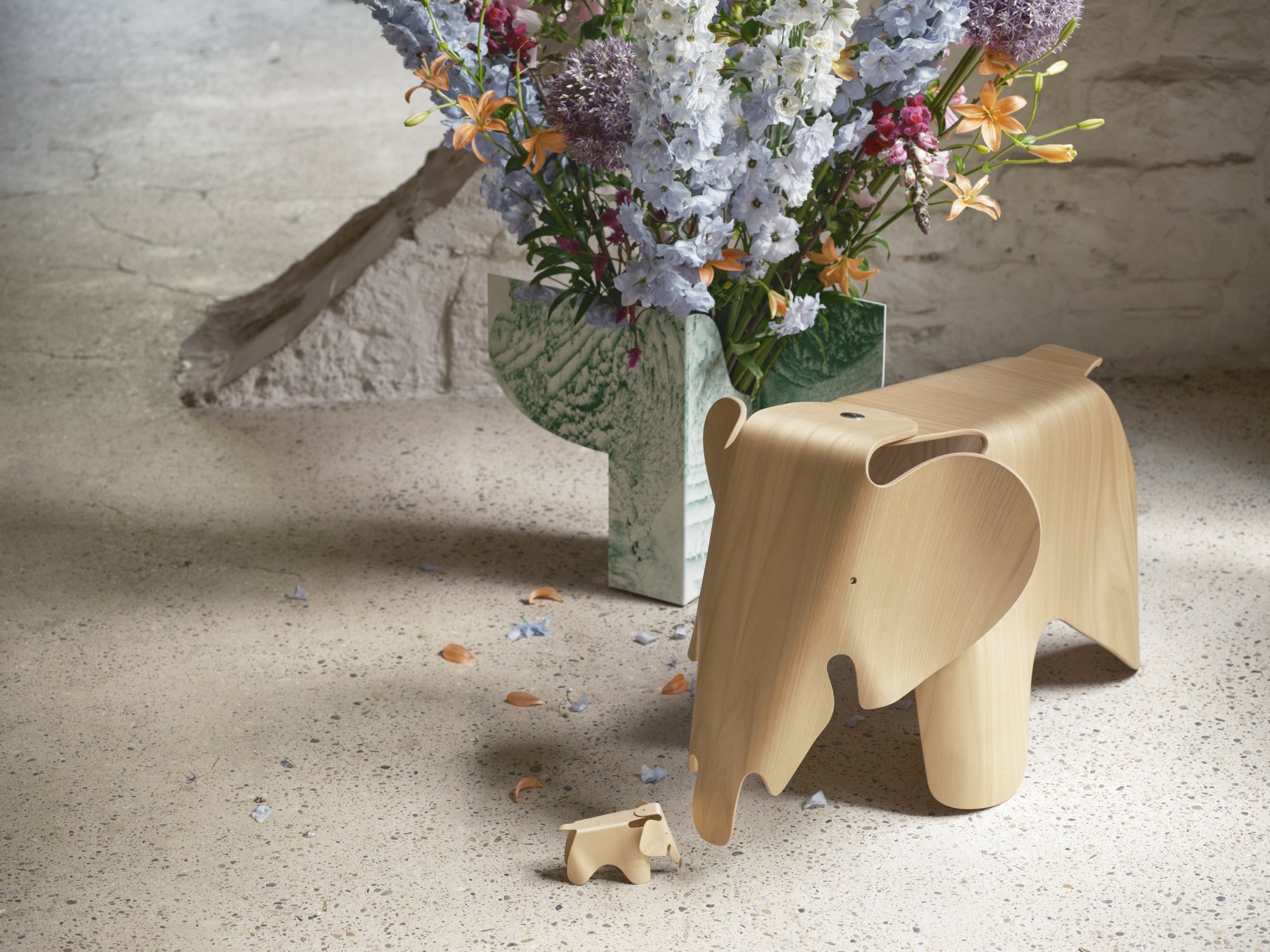 Vitra Eames Elephant, vaneri, kastanja | Finnish Design Shop