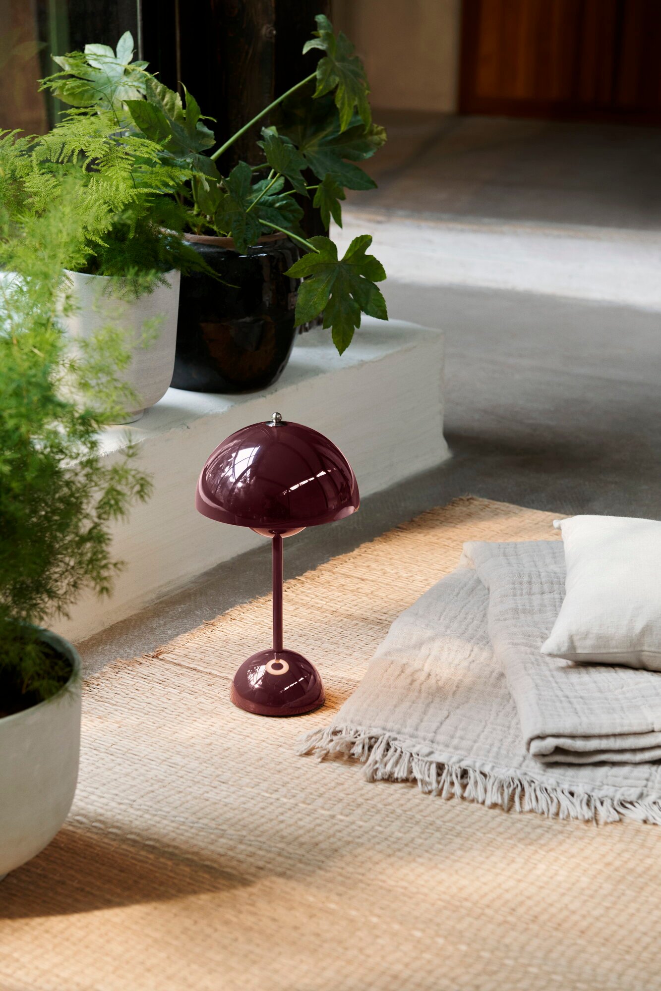 &Tradition Flowerpot VP9 portable table lamp, dark plum | Finnish ...