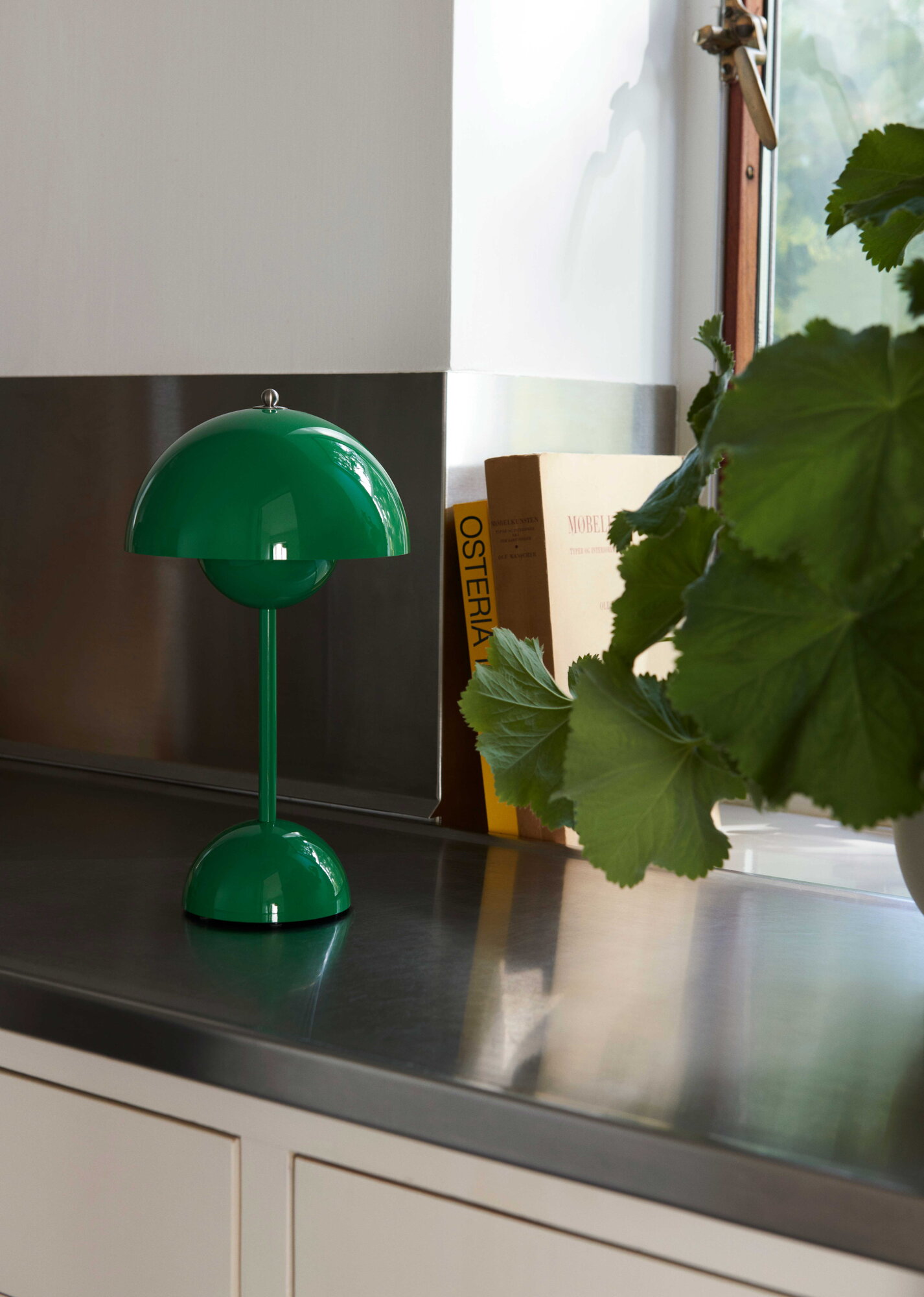&Tradition Flowerpot VP9 portable table lamp, signal green | Finnish ...