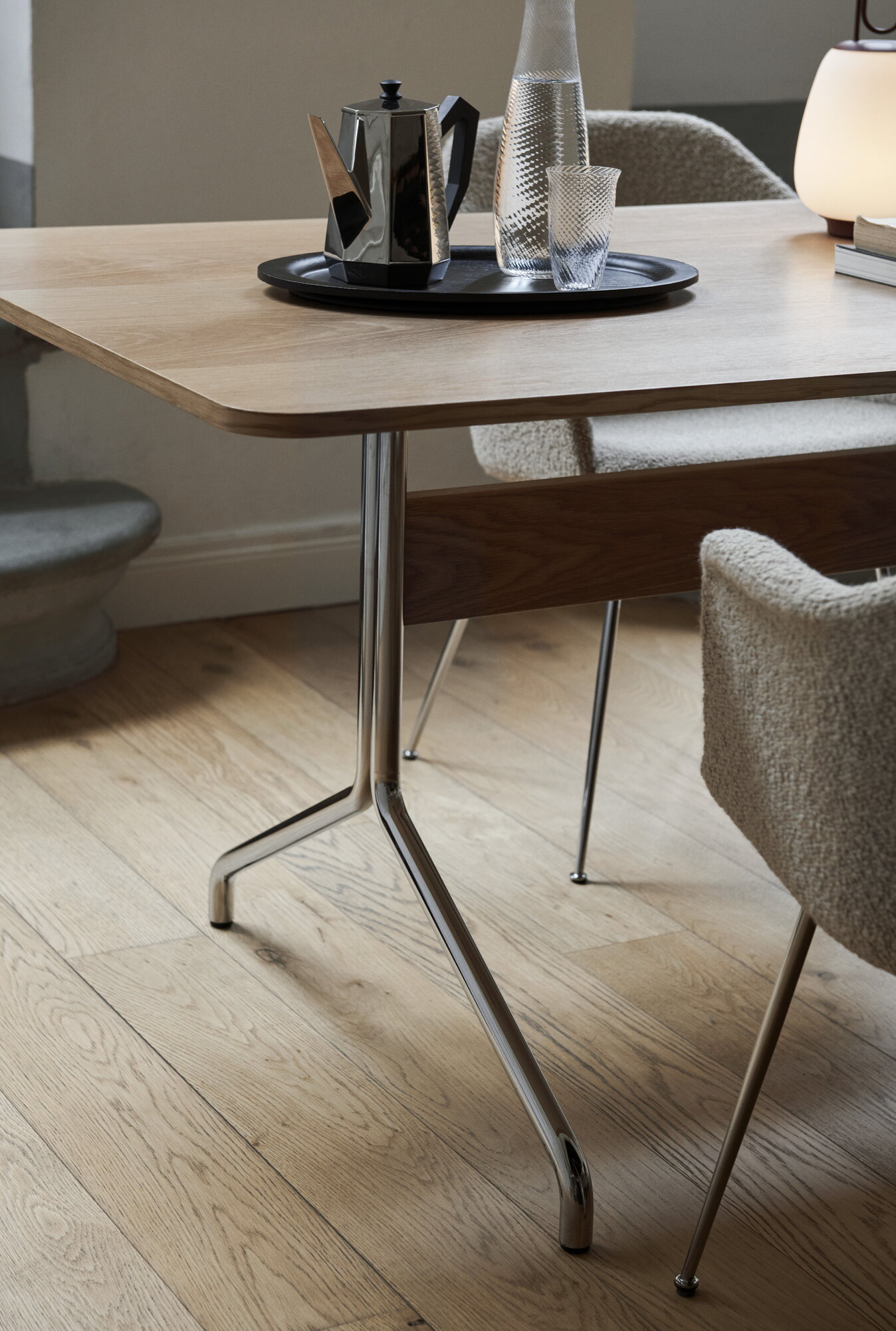 &Tradition Pavilion AV19 pöytä, kromi - lakattu tammi | Finnish Design Shop