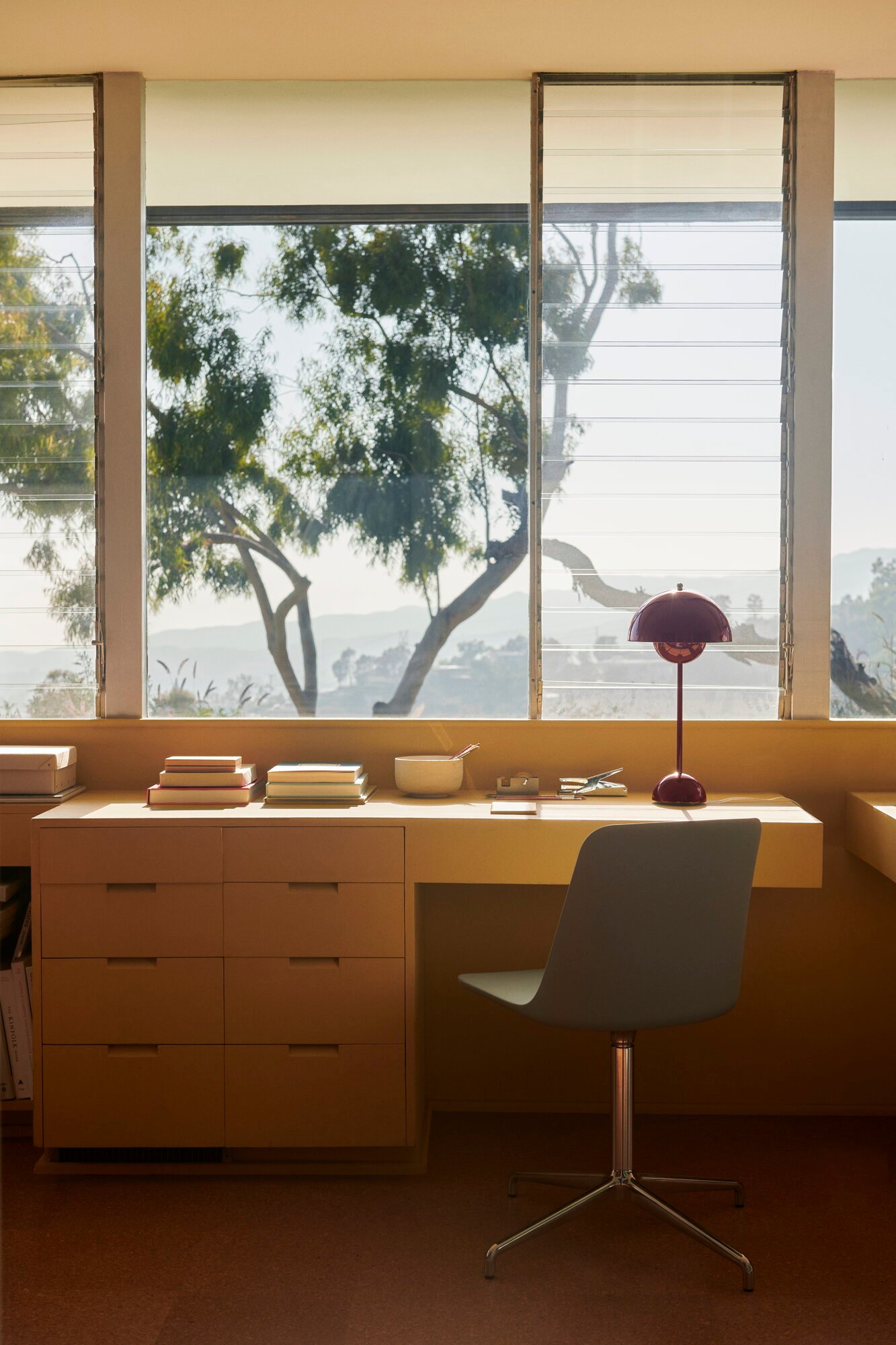 &Tradition Flowerpot VP3 table lamp, dark plum | Finnish Design Shop