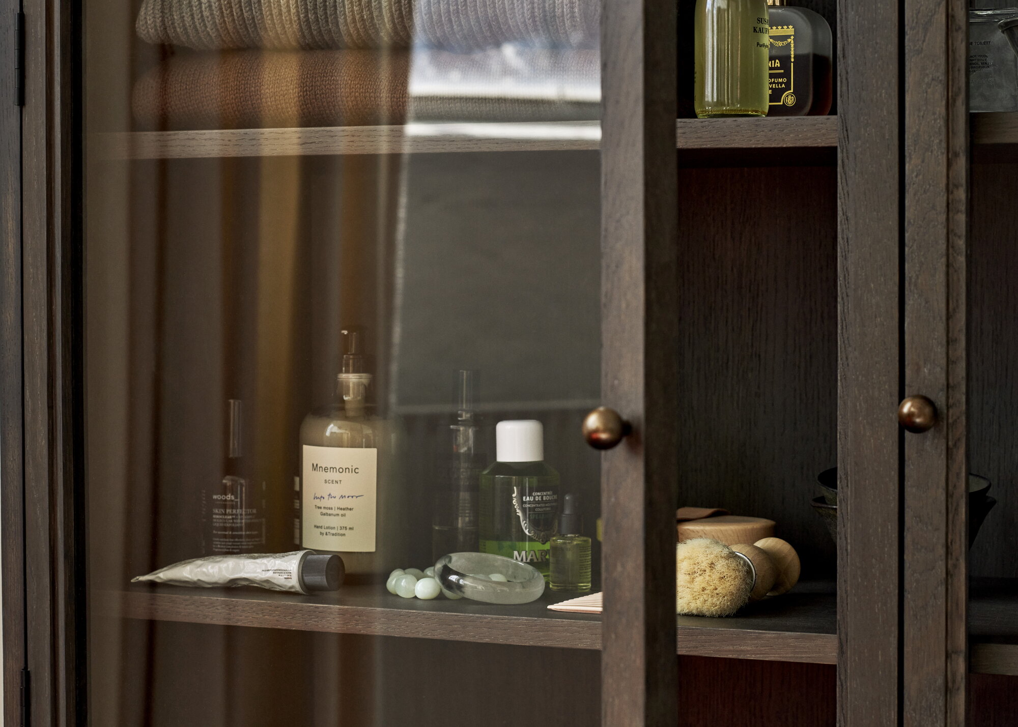 &Tradition Trace Double vitriinikaappi SC88, tummaksi petsattu tammi | Finnish Design Shop