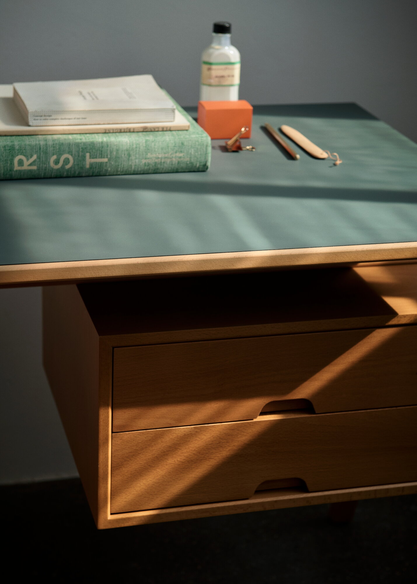 &Tradition Daystak RD3 desk, beech - Fenix Verde Comodoro | Finnish ...