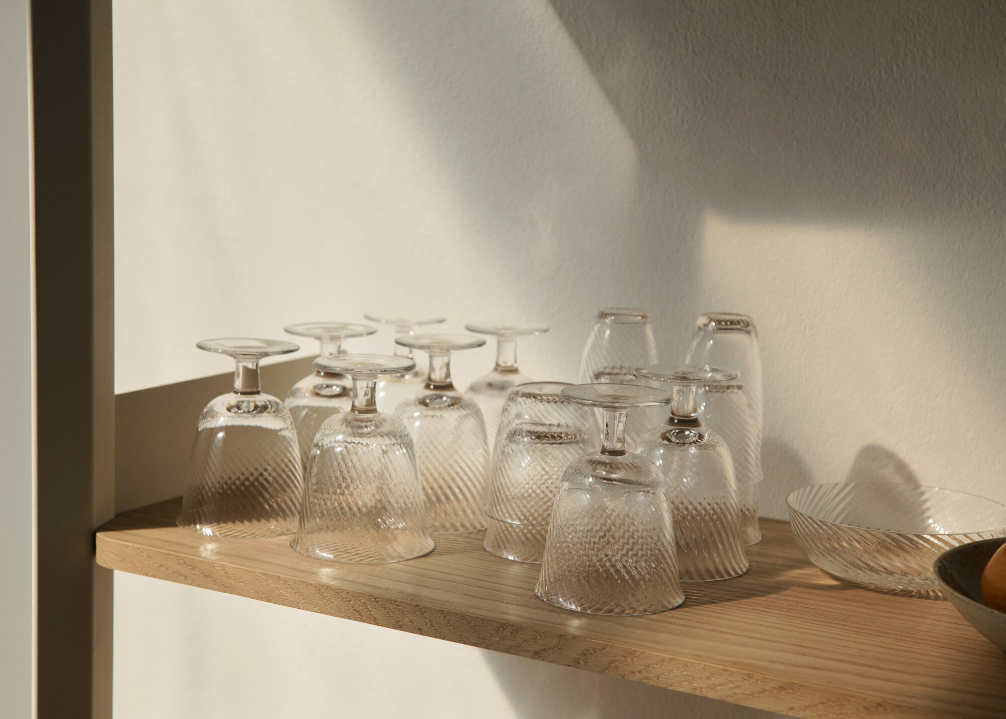 &Tradition Rombe shelf, Configuration B (IF1 & IF5), alabaster - oak ...