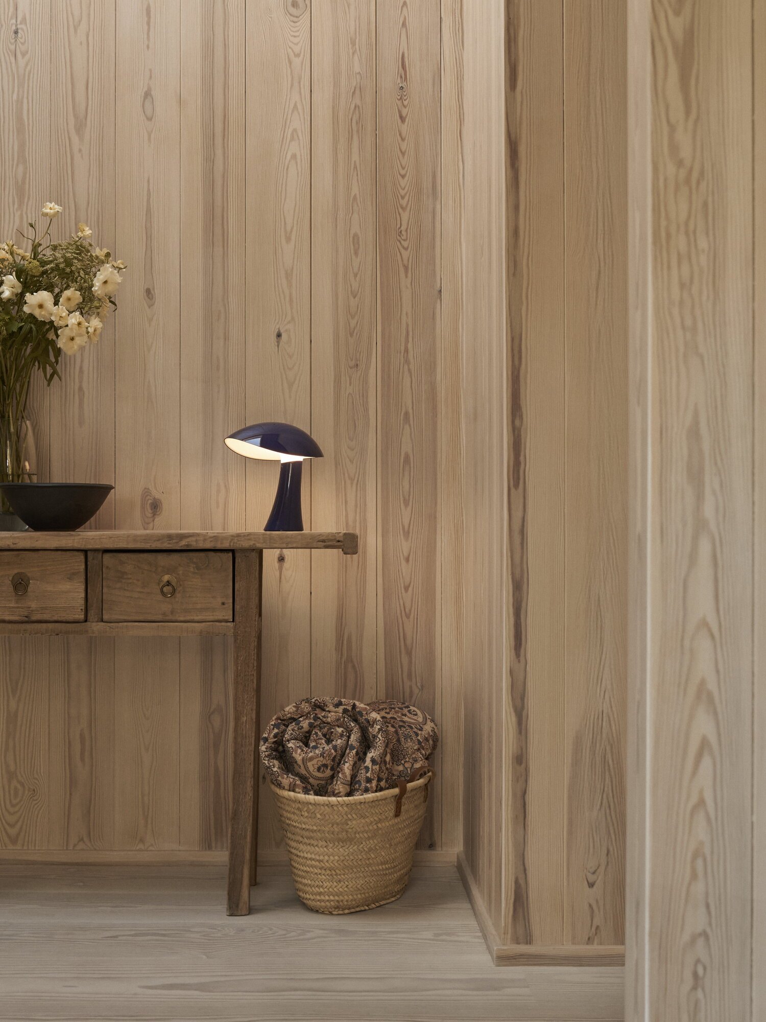 Louis Poulsen Rumee 220 portable table lamp, night blue | Finnish ...