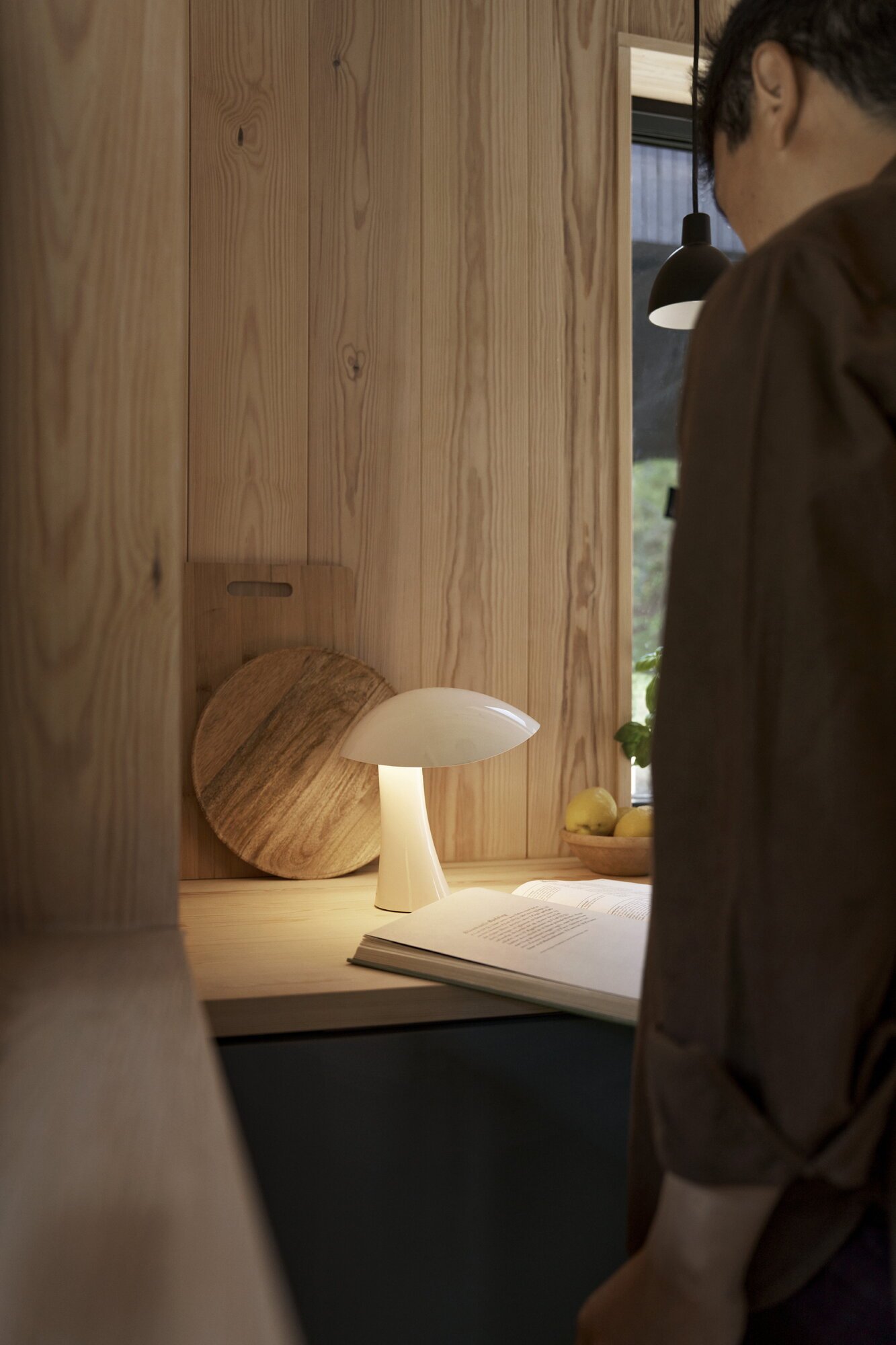 Louis Poulsen Rumee 220 portable table lamp, cloud white | Finnish ...