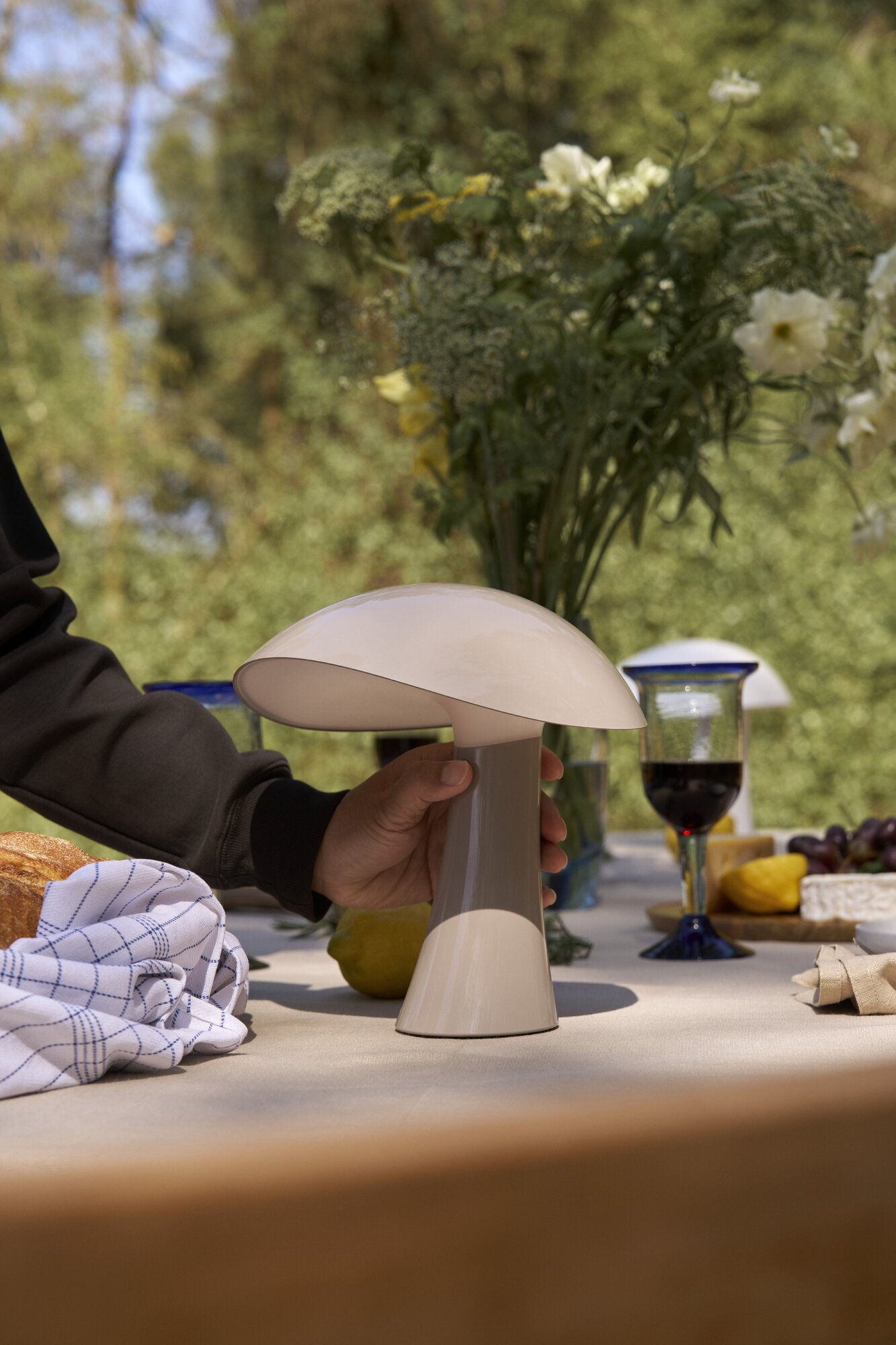 Louis Poulsen Rumee 220 lampe de table portable, gris terre | Finnish ...