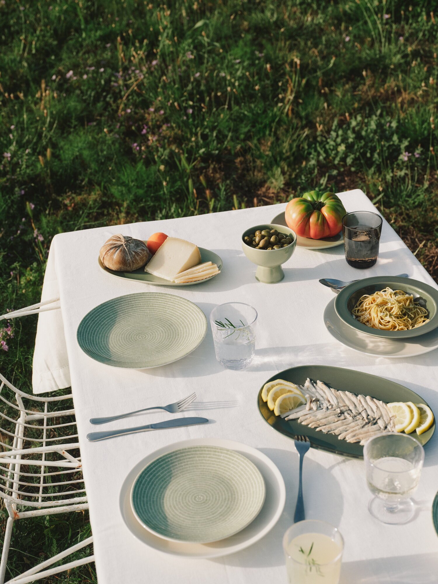 Arabia 24h oval plate, 18 x 28 cm, sage green | Finnish Design Shop