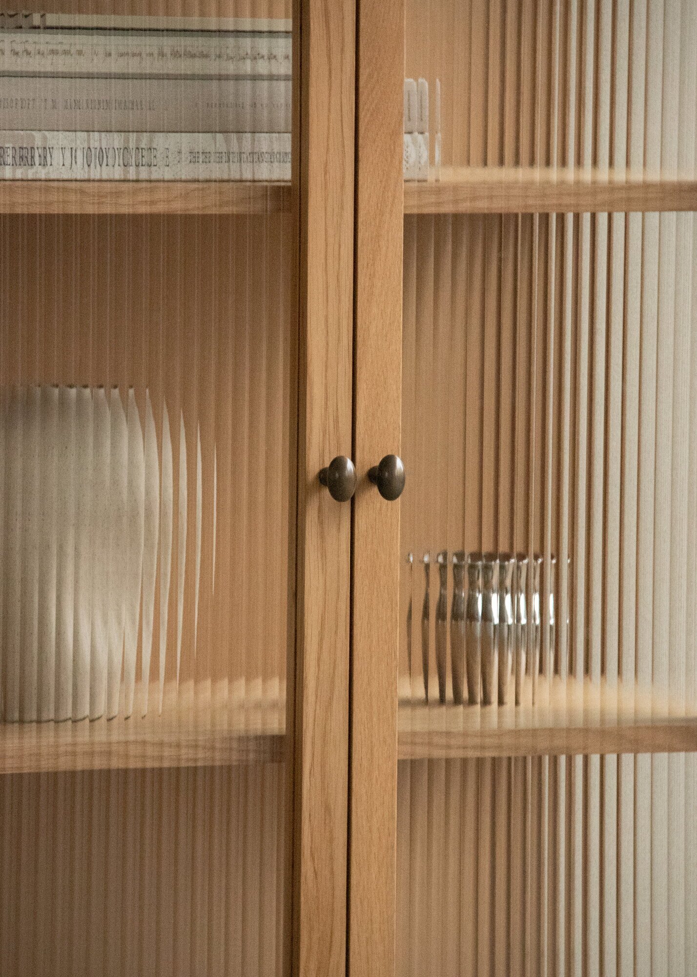 Audo Copenhagen Curiosity cabinet, low, oak - glass | Finnish Design Shop