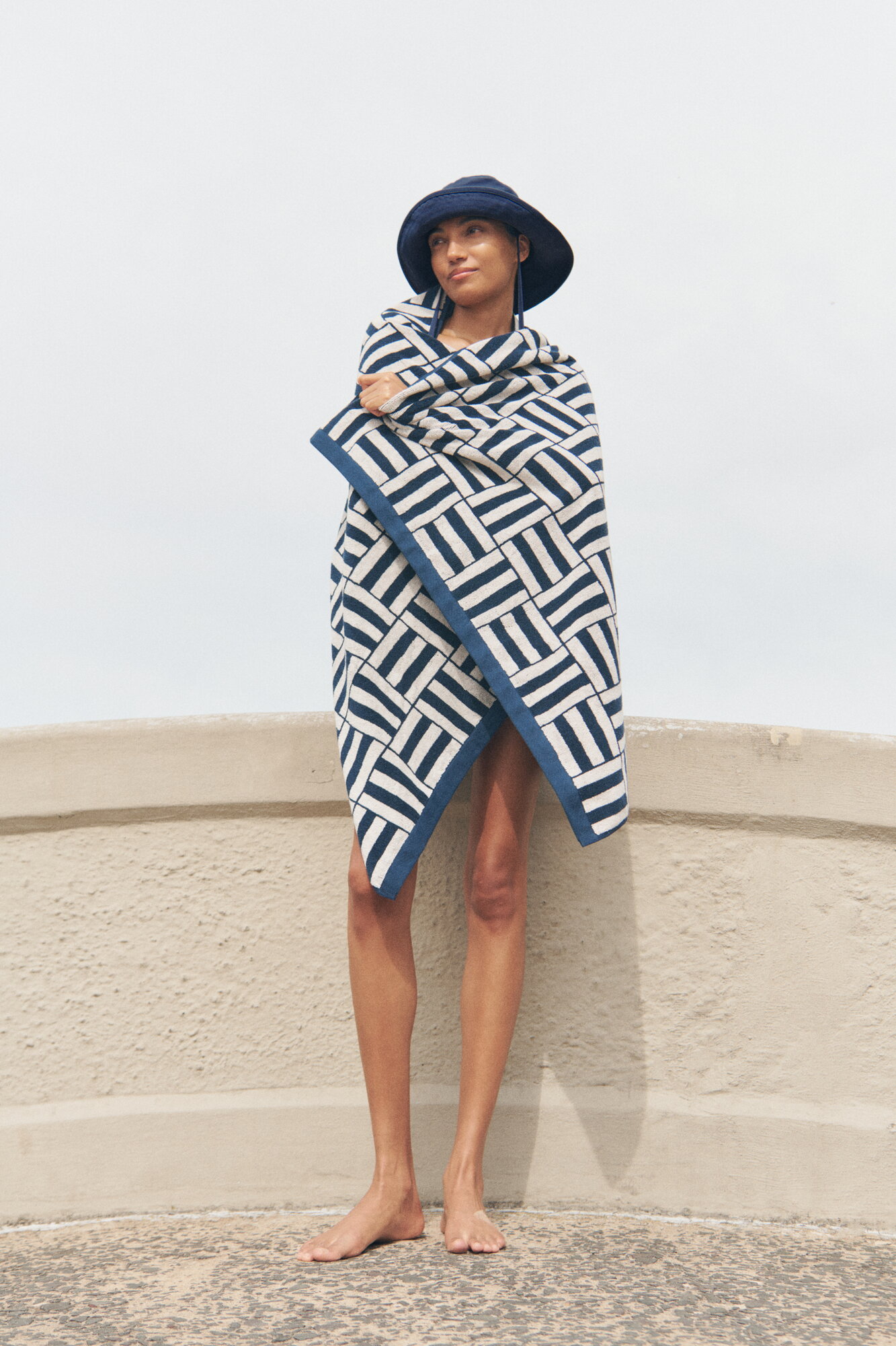 Baina Pool towel Willis, 90 x 170 cm, obsidian - stone | Finnish Design ...