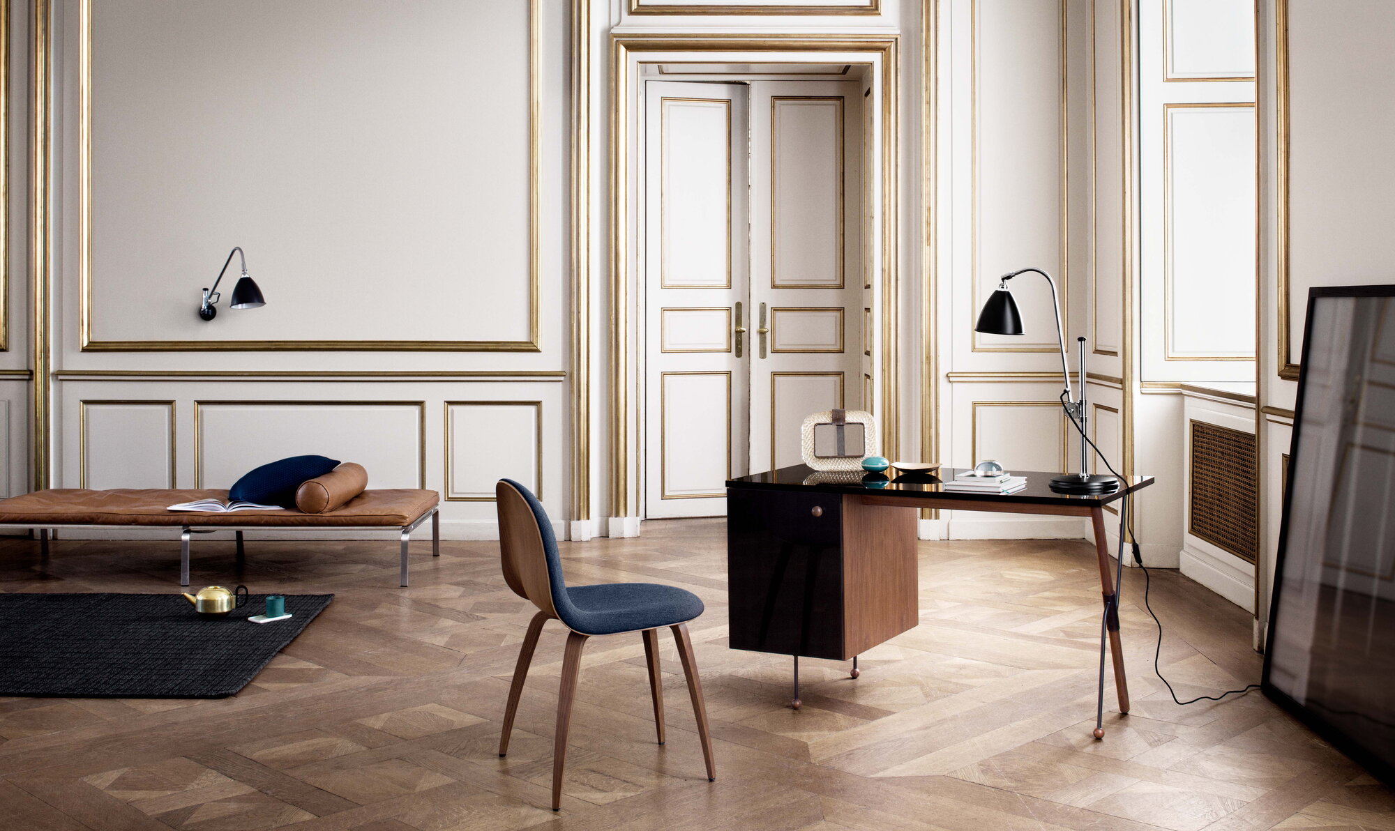 GUBI 62 Desk, walnut - black | Finnish Design Shop