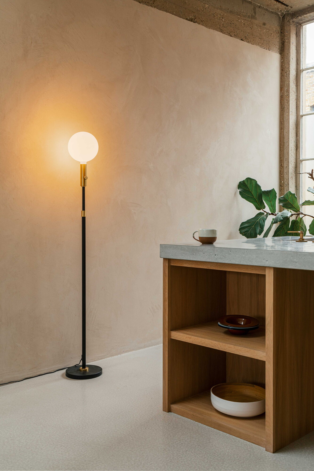 Tala Poise lattiavalaisin, messinki | Finnish Design Shop