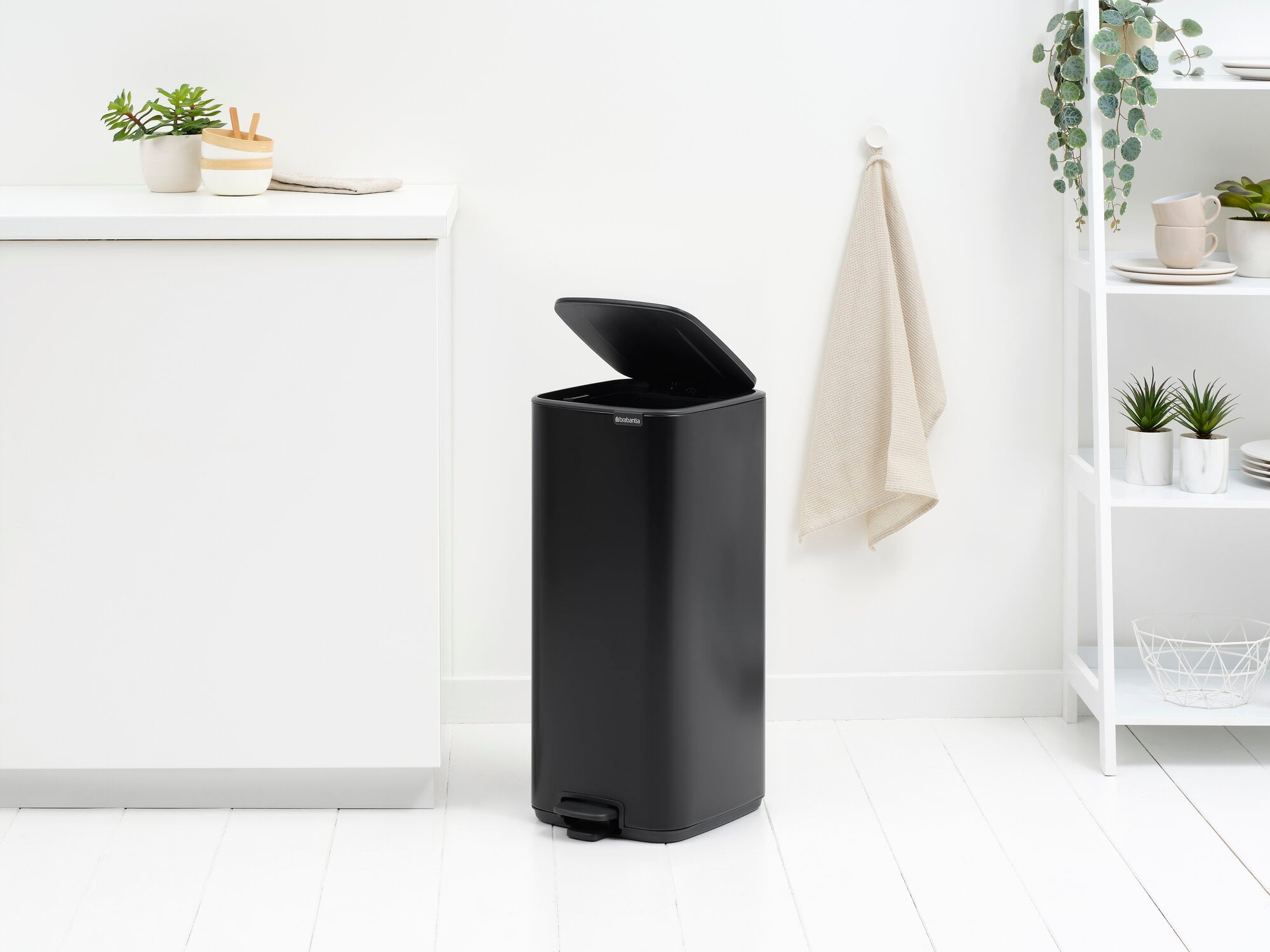 Brabantia Bo Pedal Bin, 30 L, matt black | Finnish Design Shop UK