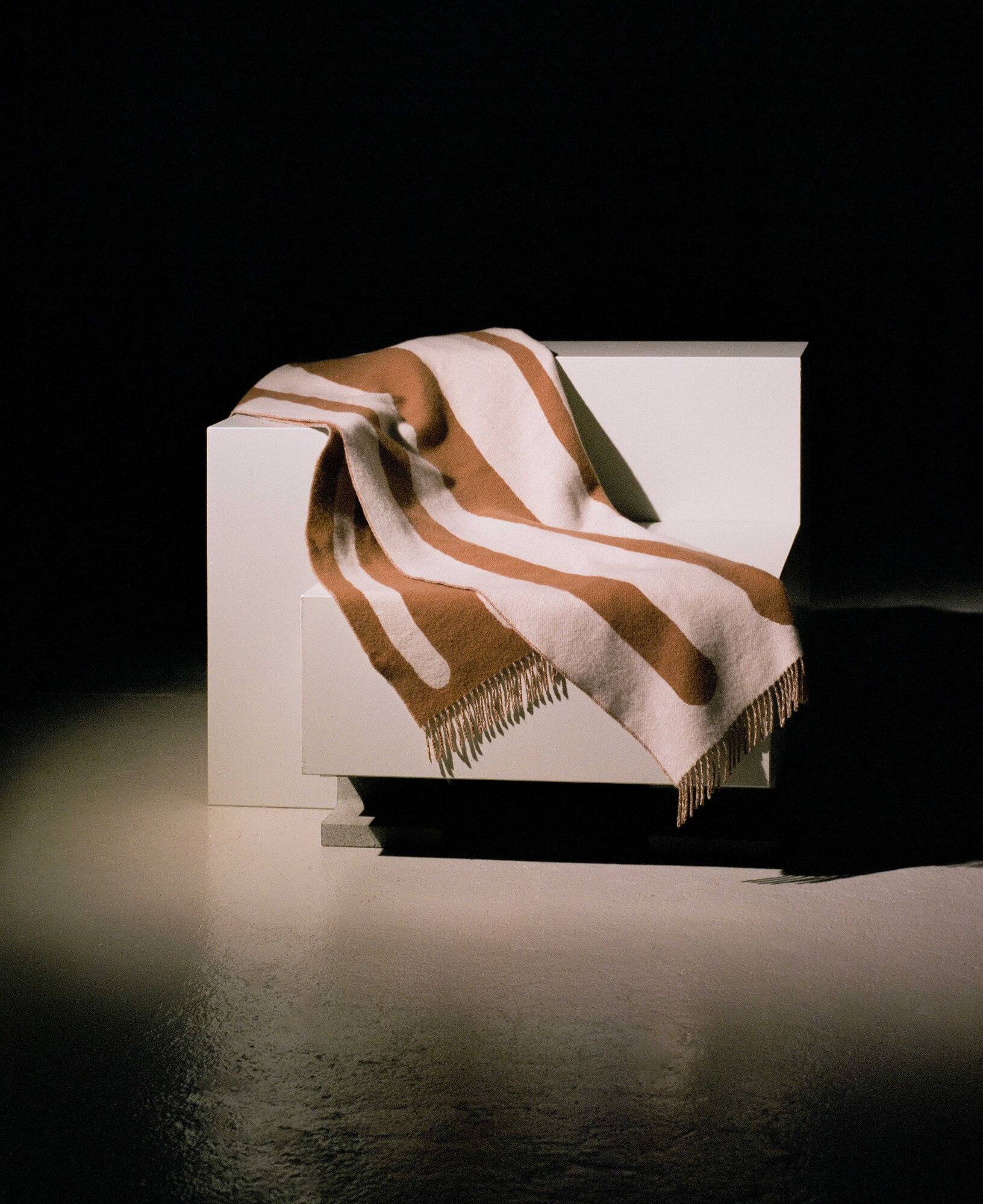 Raawii Brush blanket, tan - milk | Finnish Design Shop