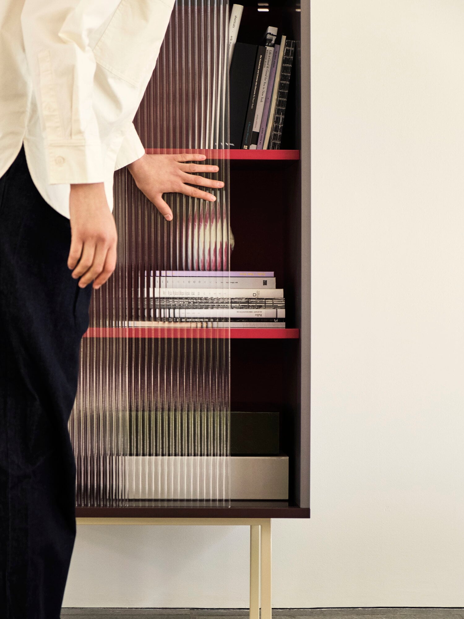 HAY Armadietto Colour Cabinet con ante in vetro, alto, multicolore ...