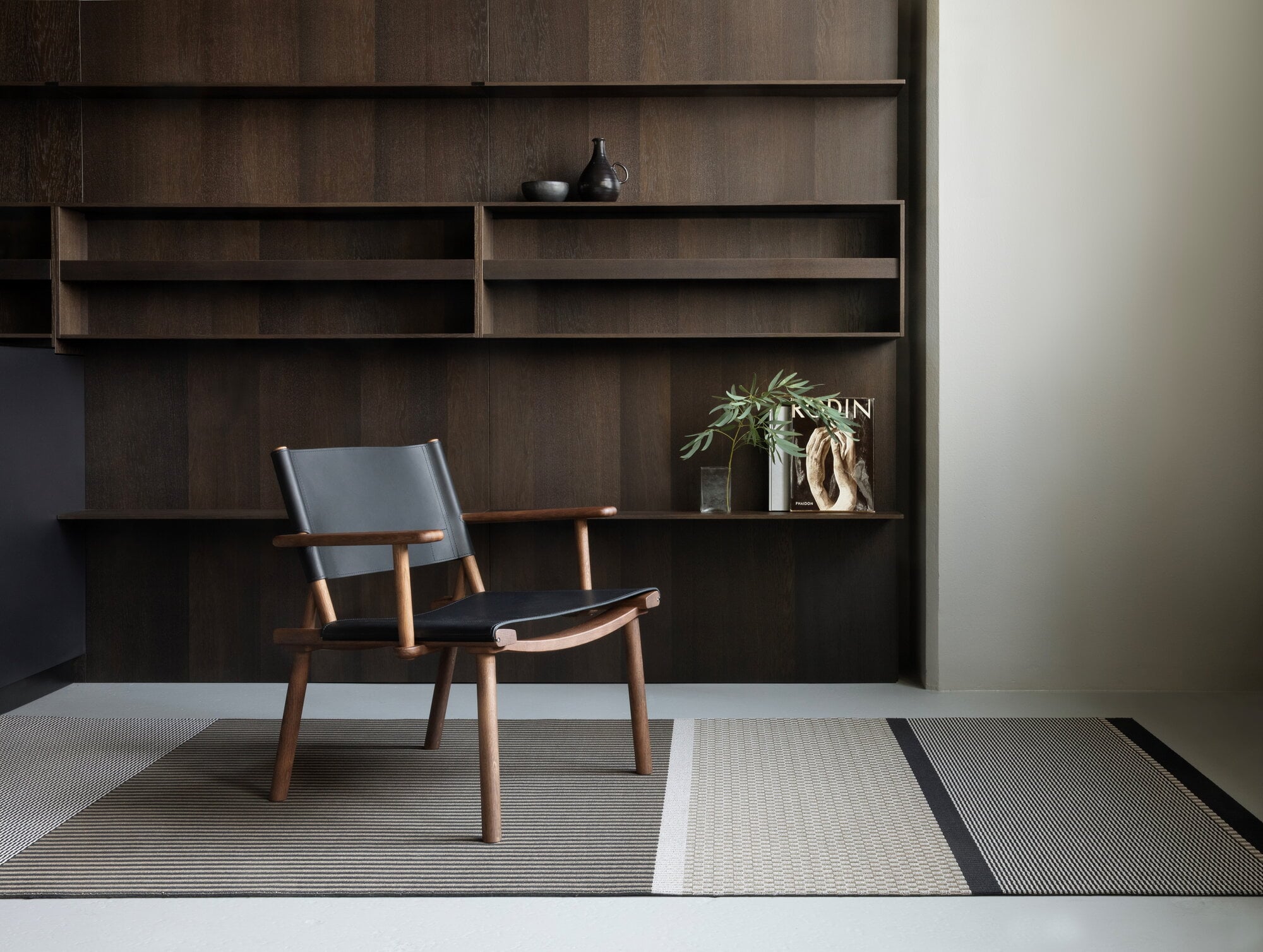Nikari December Lounge chair w.armrests, smoked oak-black leather ...