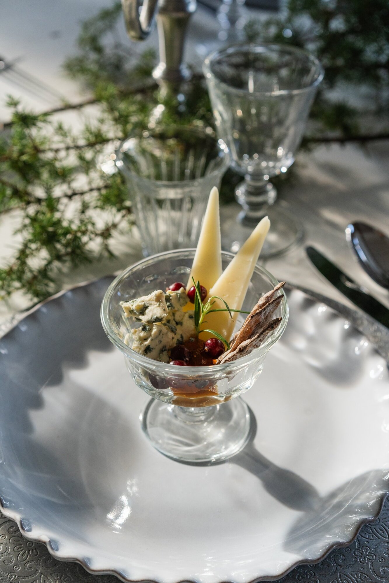 Heirol Twist plate, 23 cm, stone | Finnish Design Shop