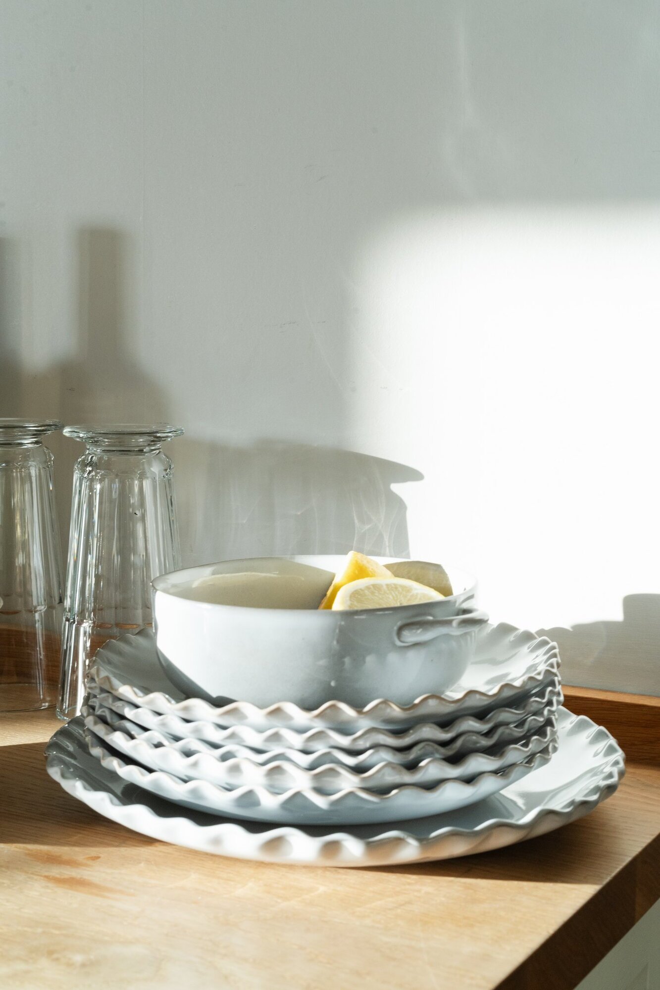 Heirol Twist plate, 23 cm, stone | Finnish Design Shop