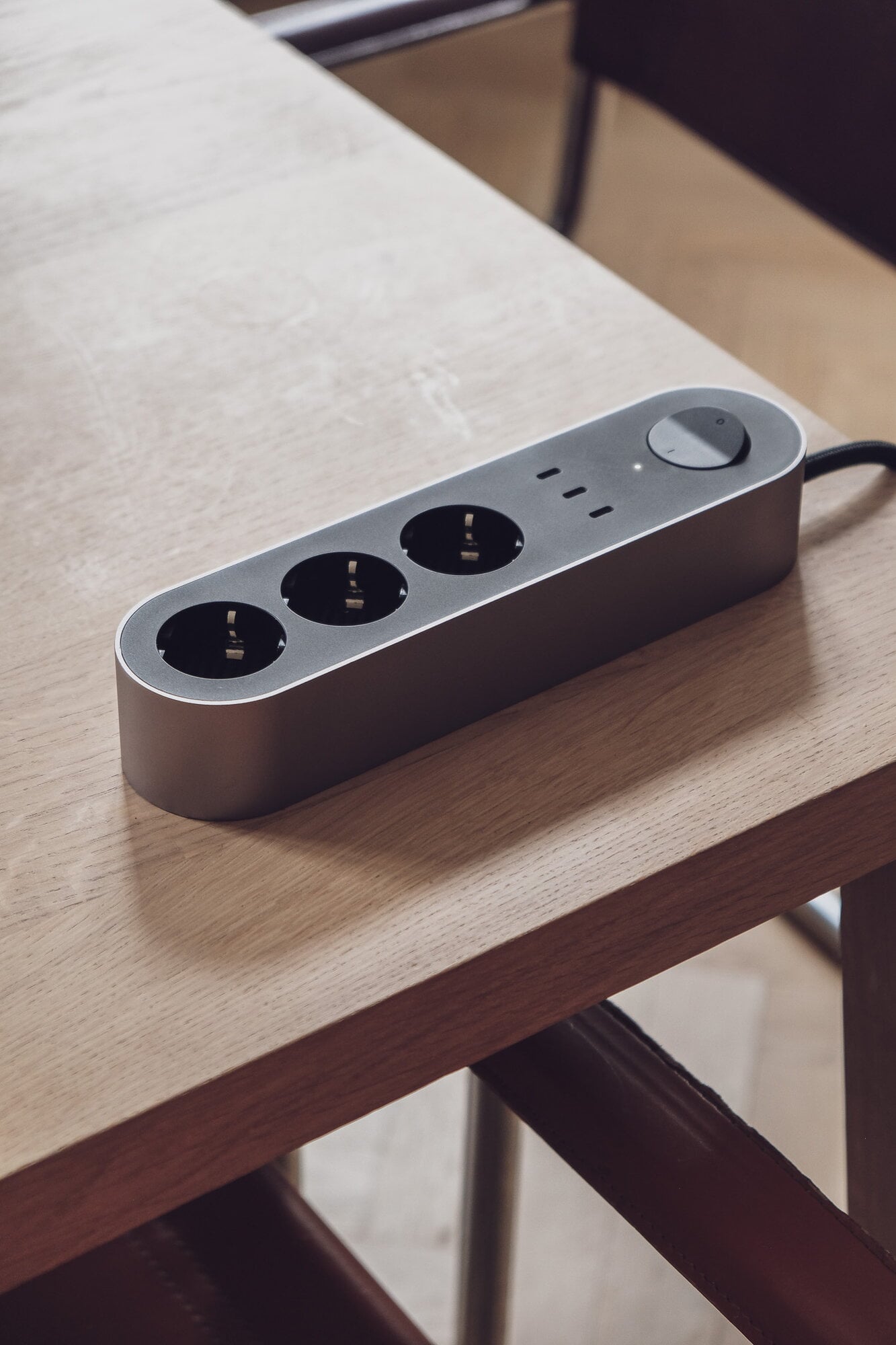 palett3 Edgar jatkojohto, satiini alumiini | Finnish Design Shop