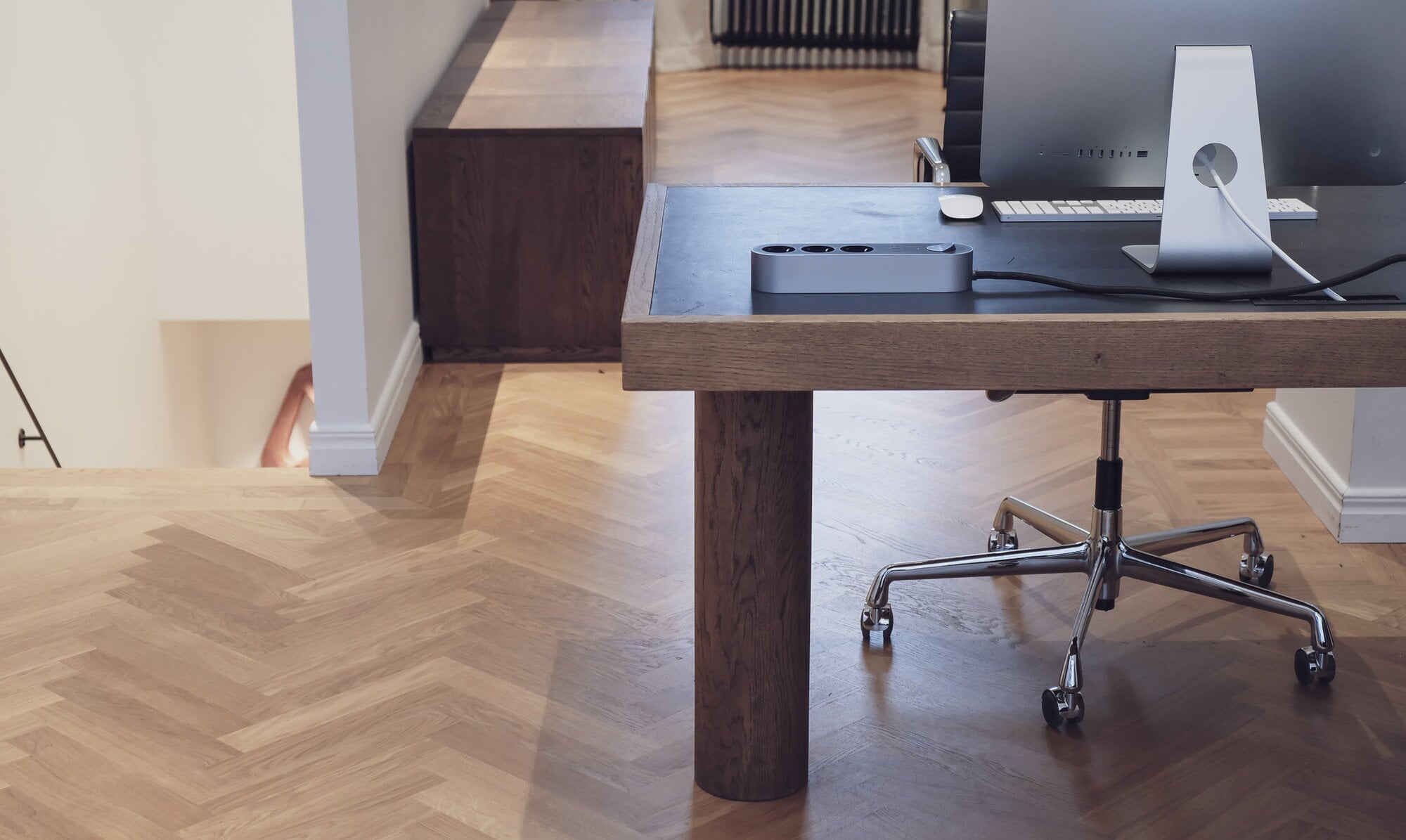 palett3 Edgar jatkojohto, satiini alumiini | Finnish Design Shop