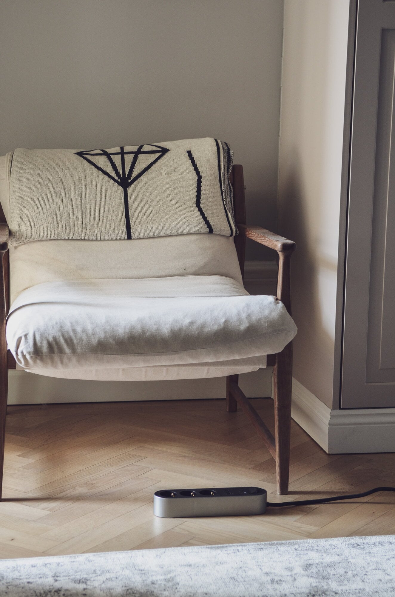 palett3 Edgar power bar, satin aluminium | Finnish Design Shop