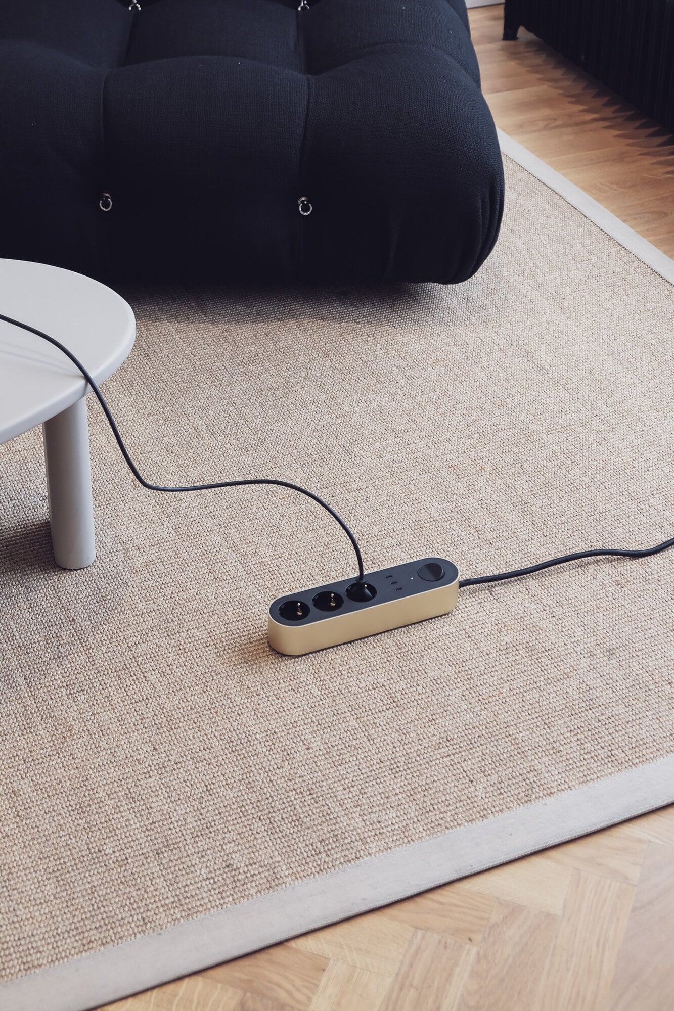 palett3 Edgar Power Bar, satiniertes Messing | Finnish Design Shop