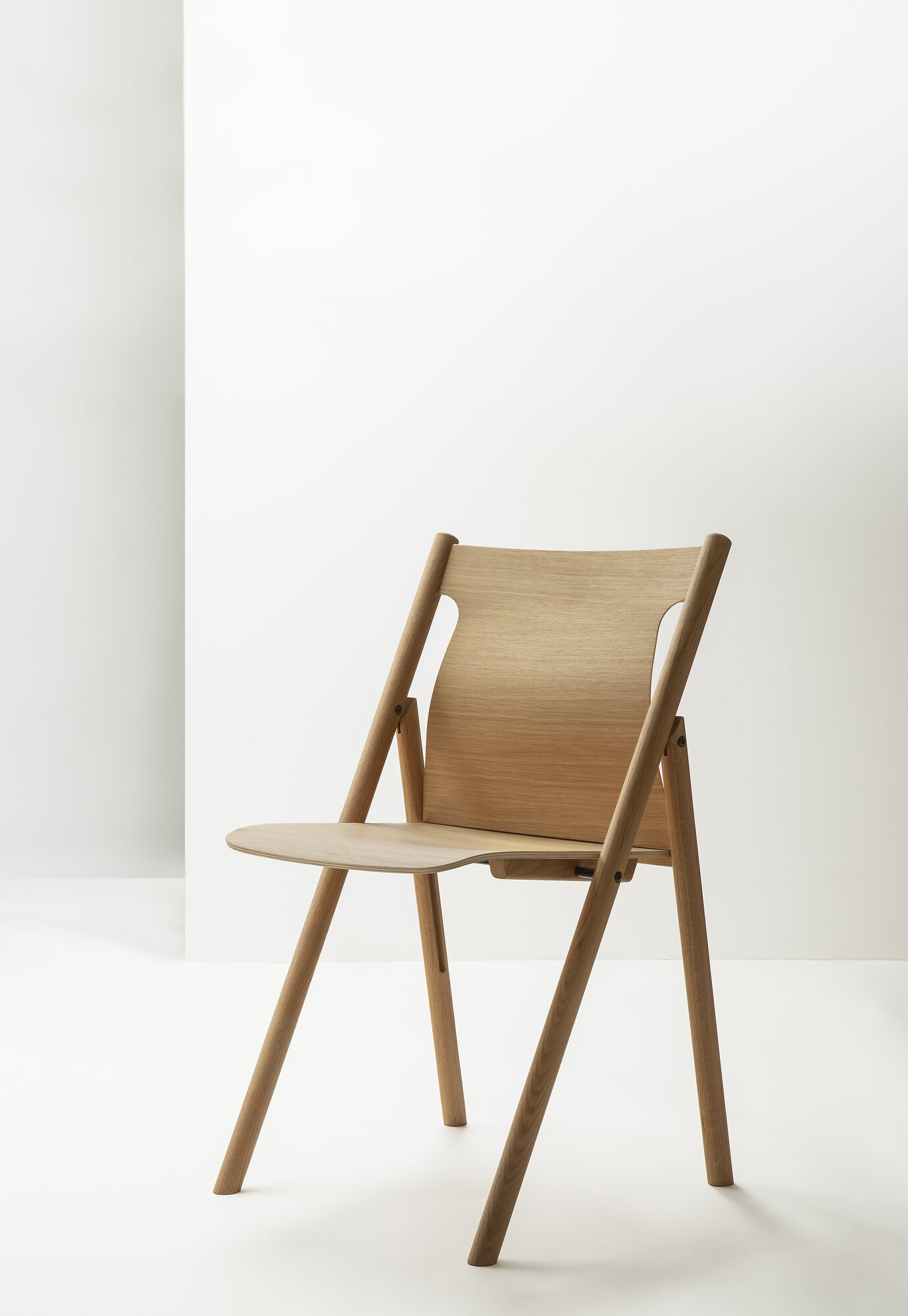 Nikari Faneeri folding chair, lacquered oak | Finnish Design Shop