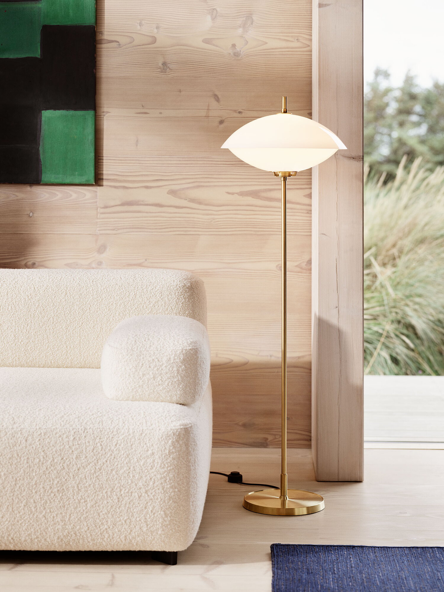 Fritz Hansen Clam lattiavalaisin, opaali - messinki | Finnish Design Shop