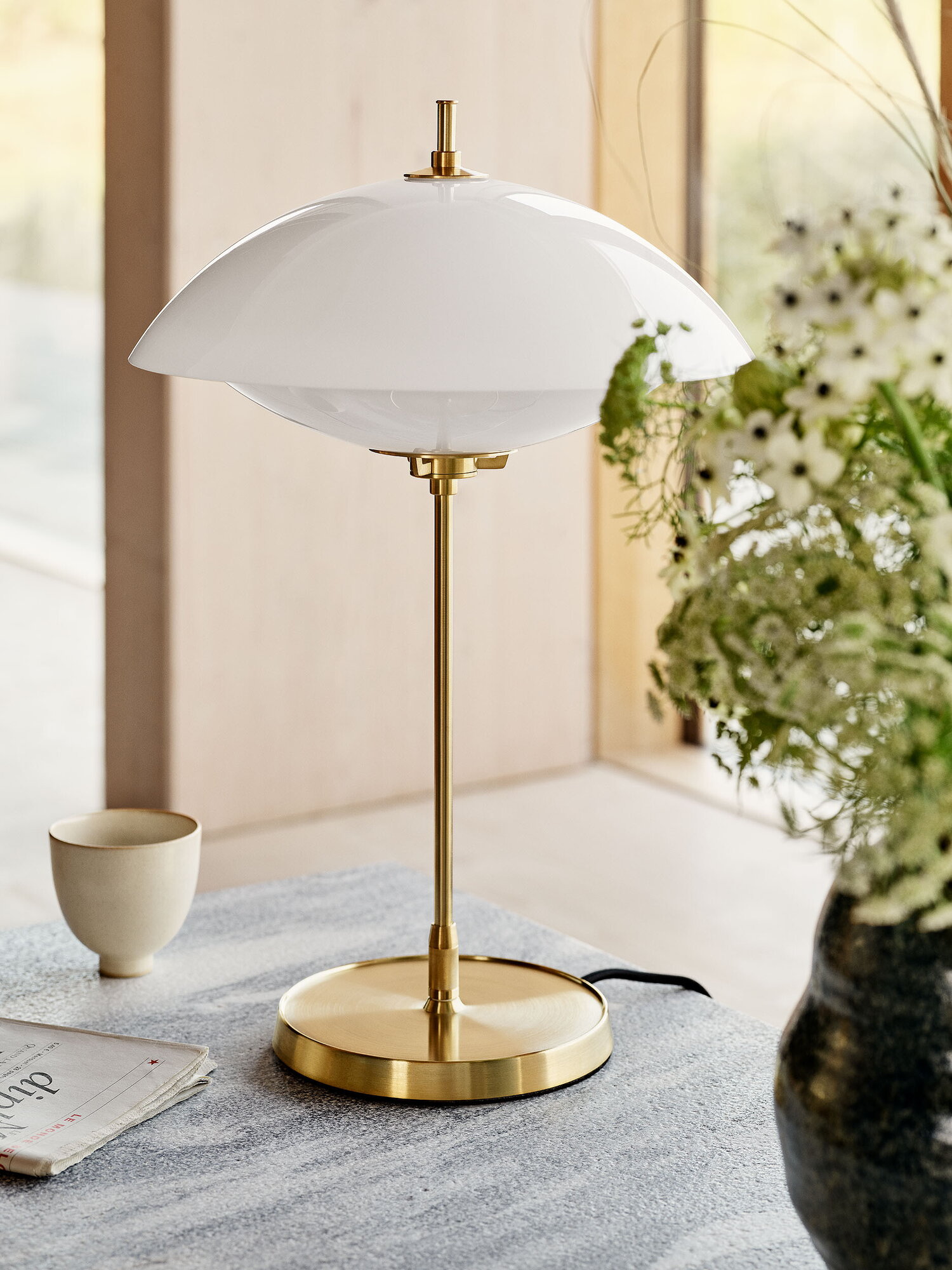 Fritz Hansen Clam pöytävalaisin, opaali - messinki | Finnish Design Shop