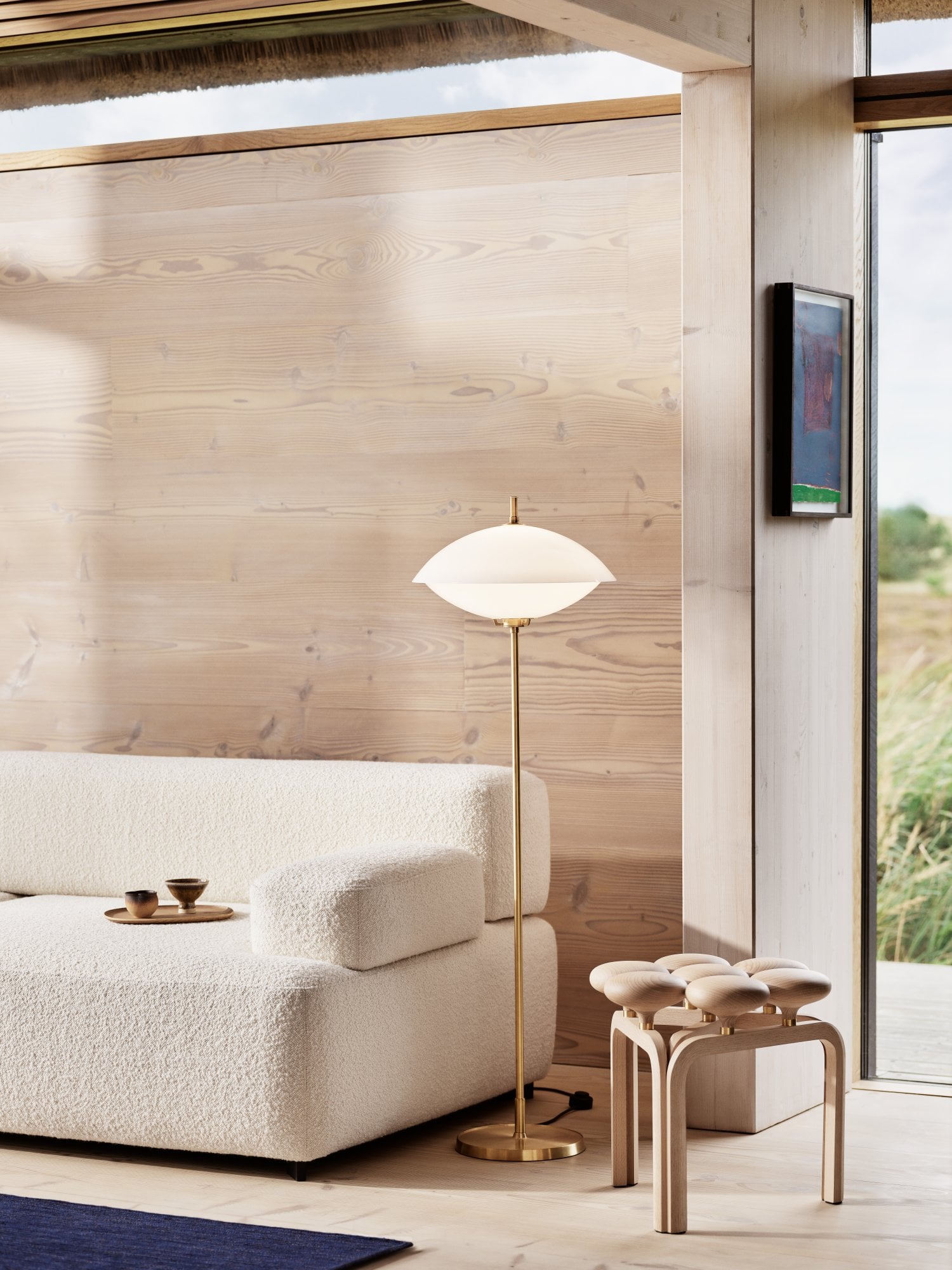 Fritz Hansen Clam lattiavalaisin, opaali - messinki | Finnish Design Shop
